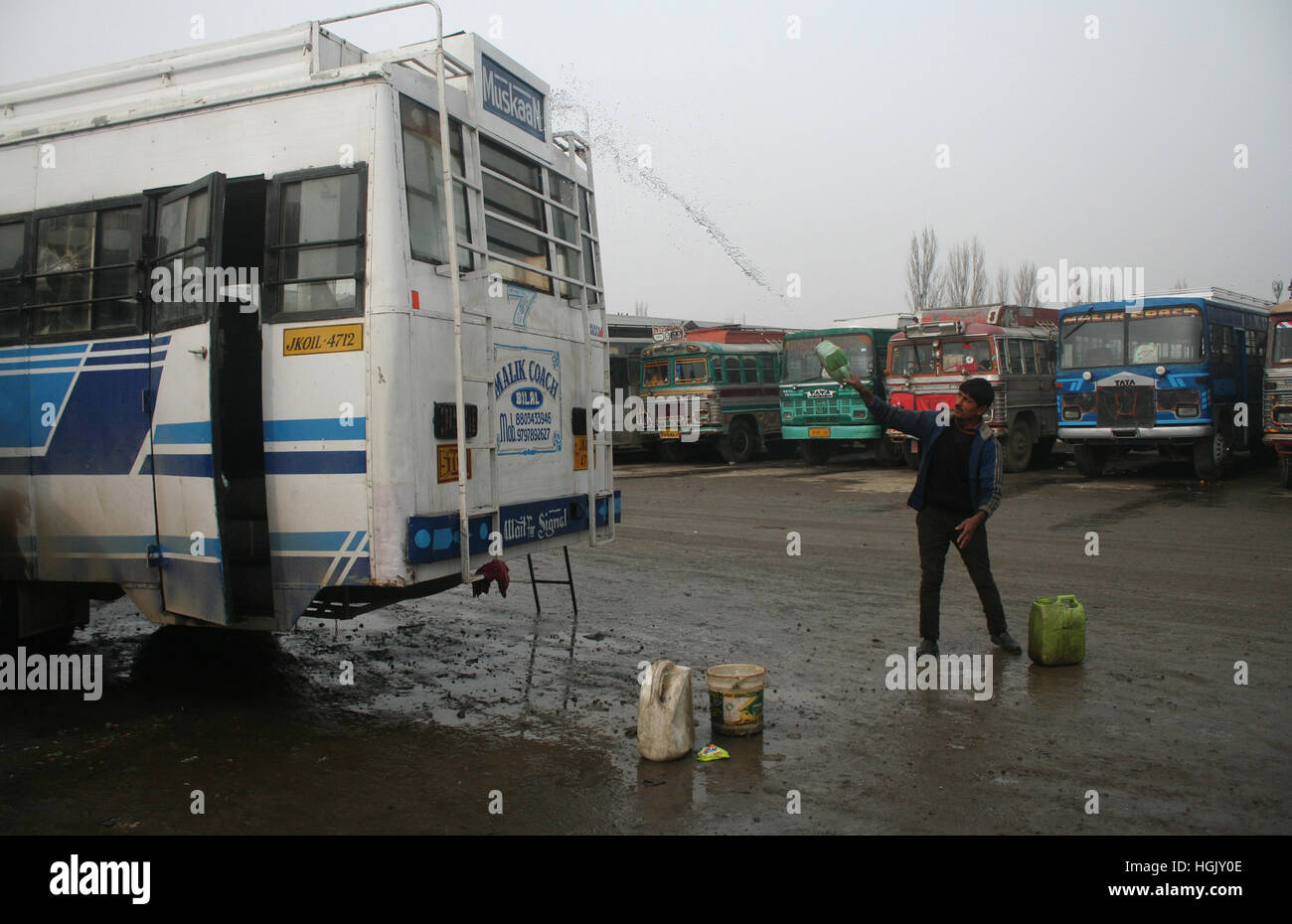 Srinagar, Indian Administered Kashmir. 23rd Jan, 2017. A Kashmiri Diver ...