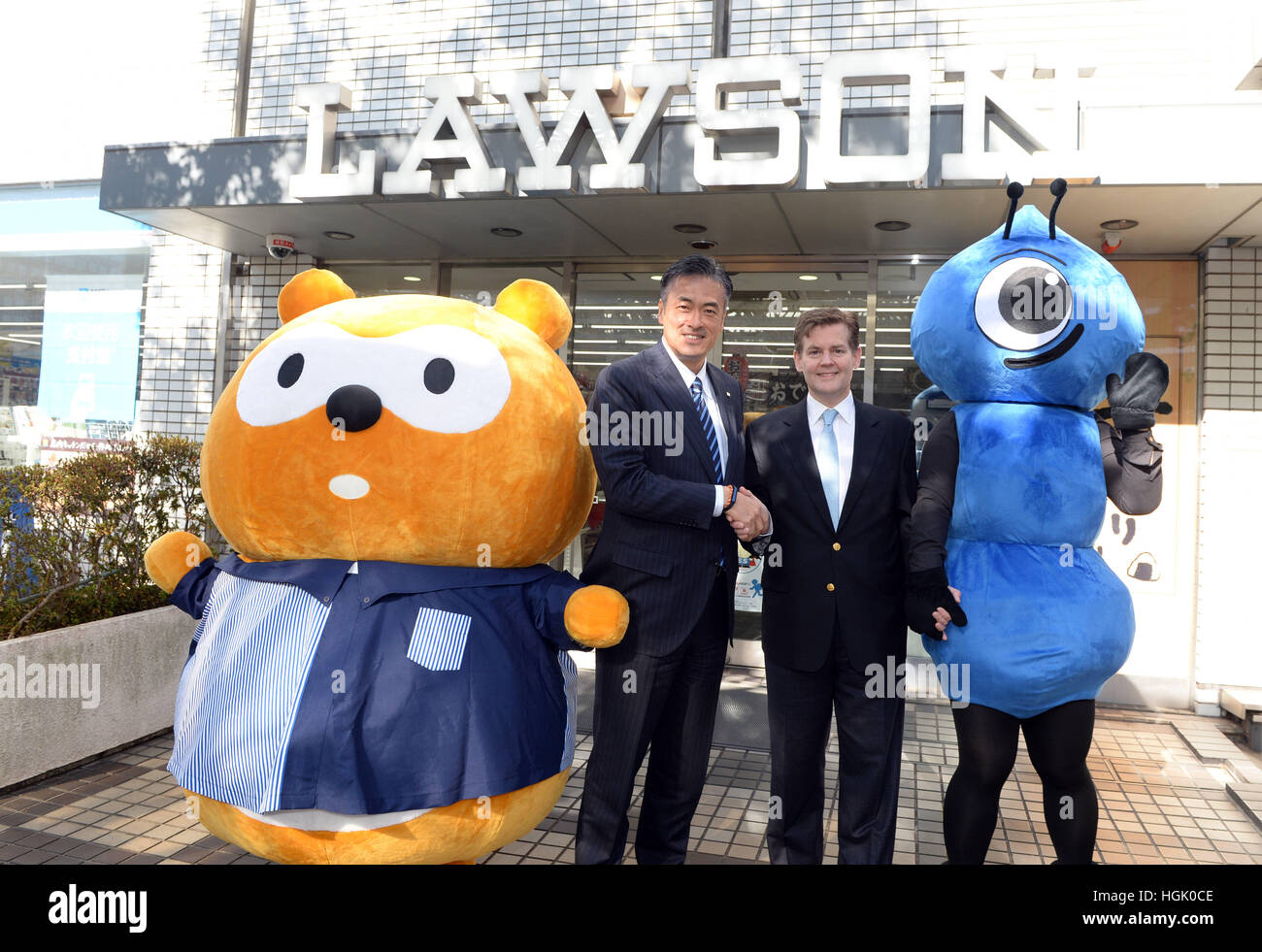 Tokyo, Japan. 23rd Jan, 2017. Genichi Tamatsuka (L), CEO of Lawson, and ...