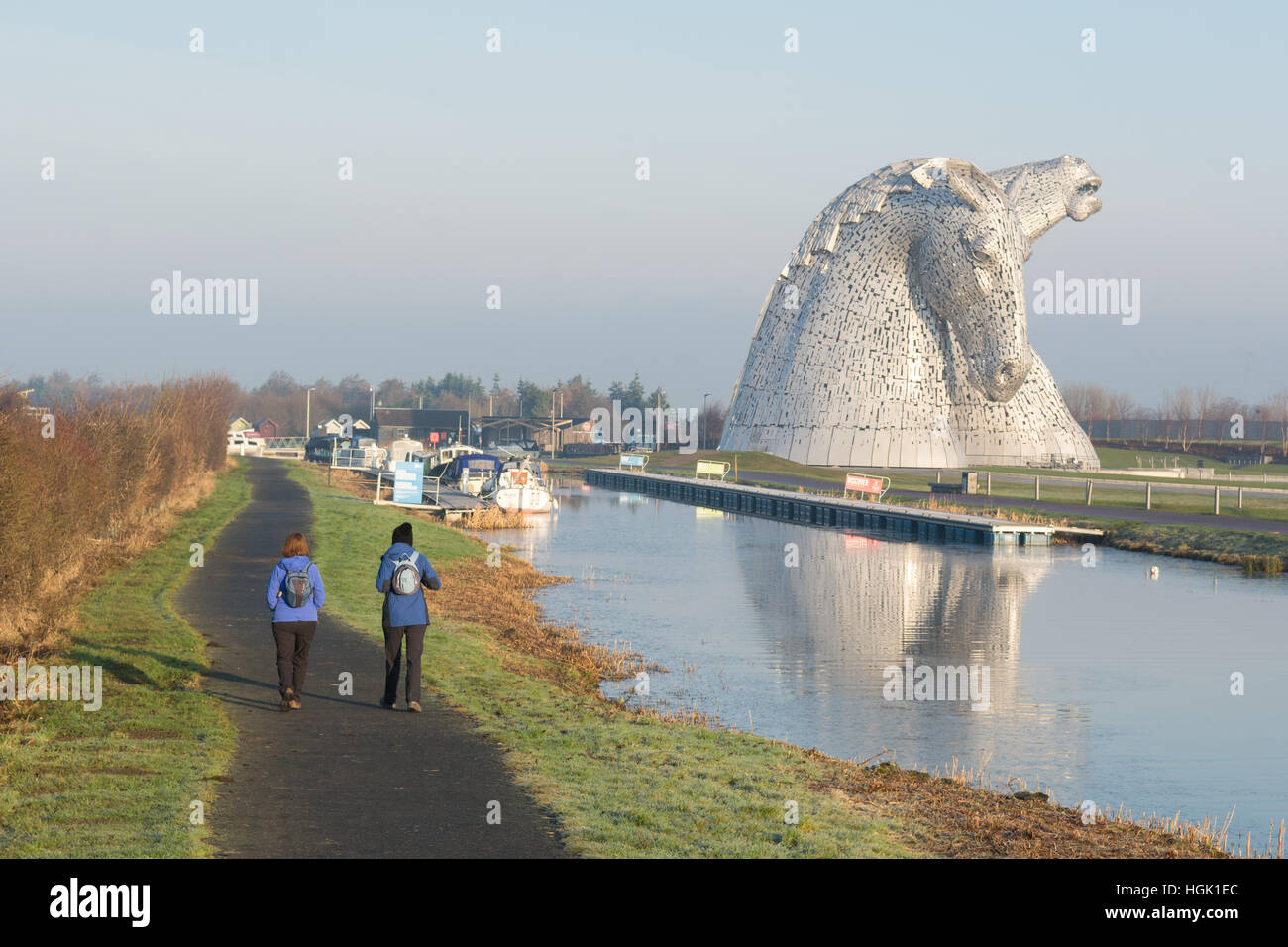 Falkirk, Scotland, UK. 23rd Jan, 2017. UK weather - two women enjoying ...