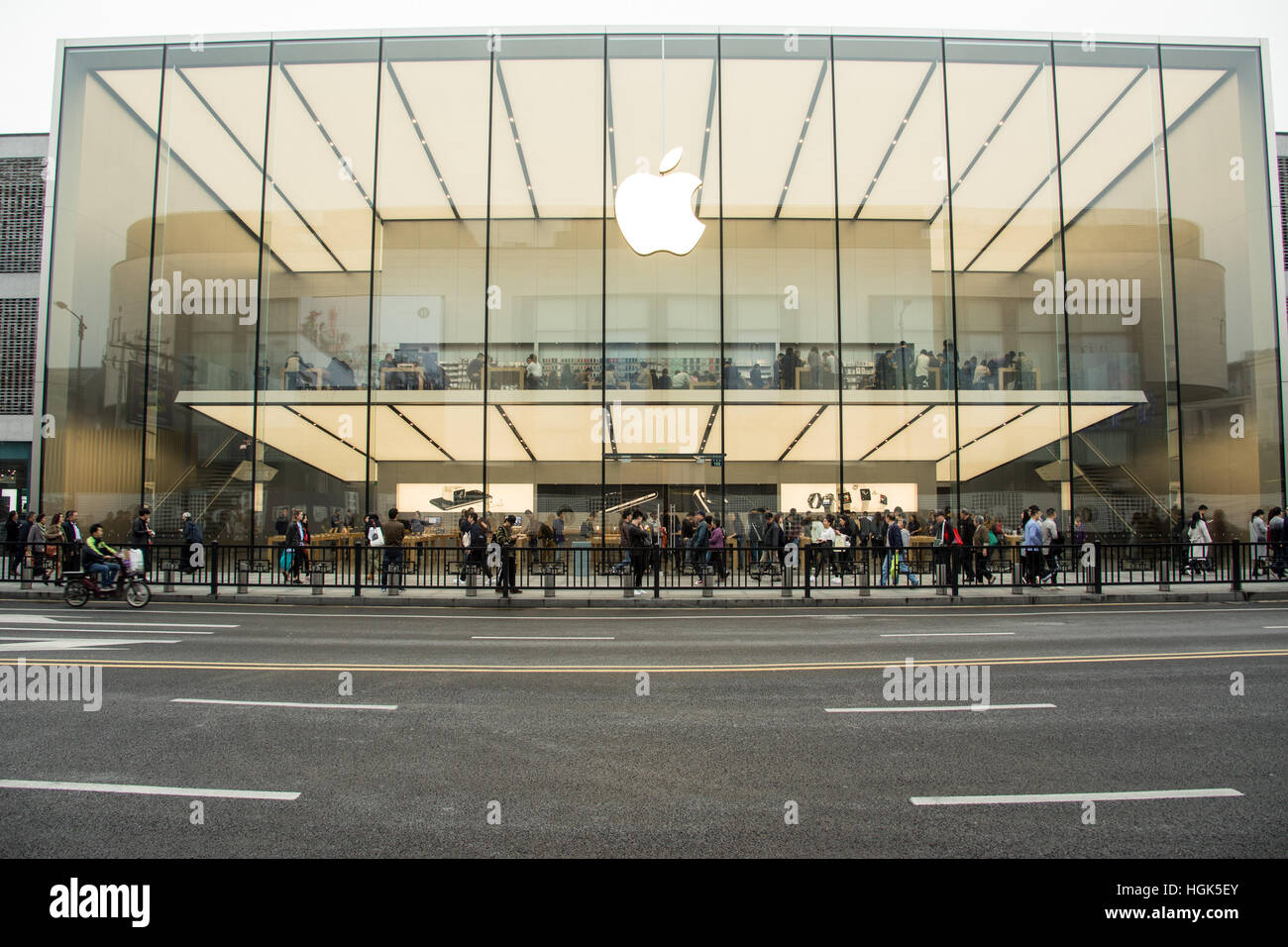 Apple Store in Hangzhou, China Stock Photo - Alamy