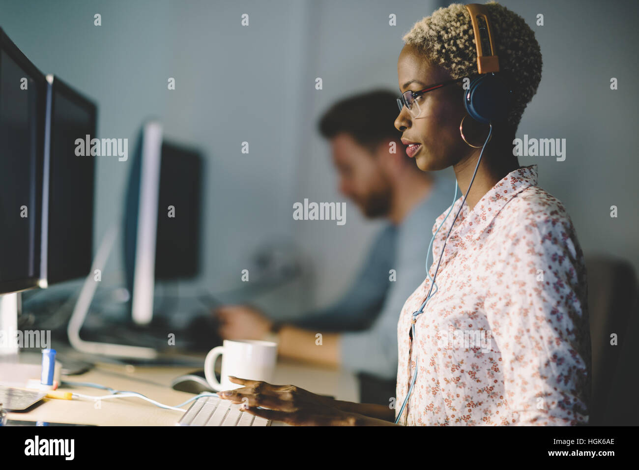 Black lady office worker hi-res stock photography and images - Alamy