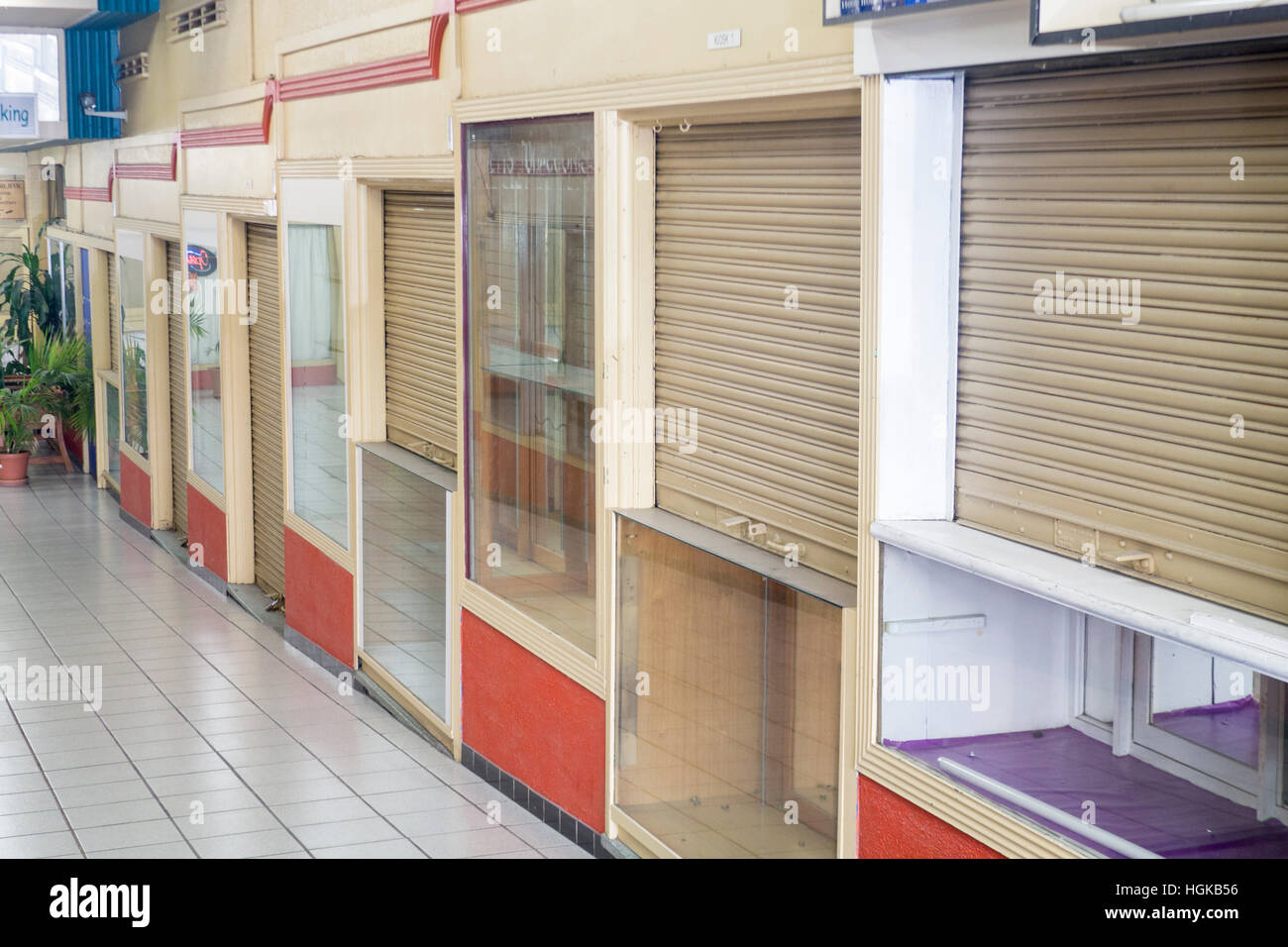 Row of retail units hi-res stock photography and images - Alamy