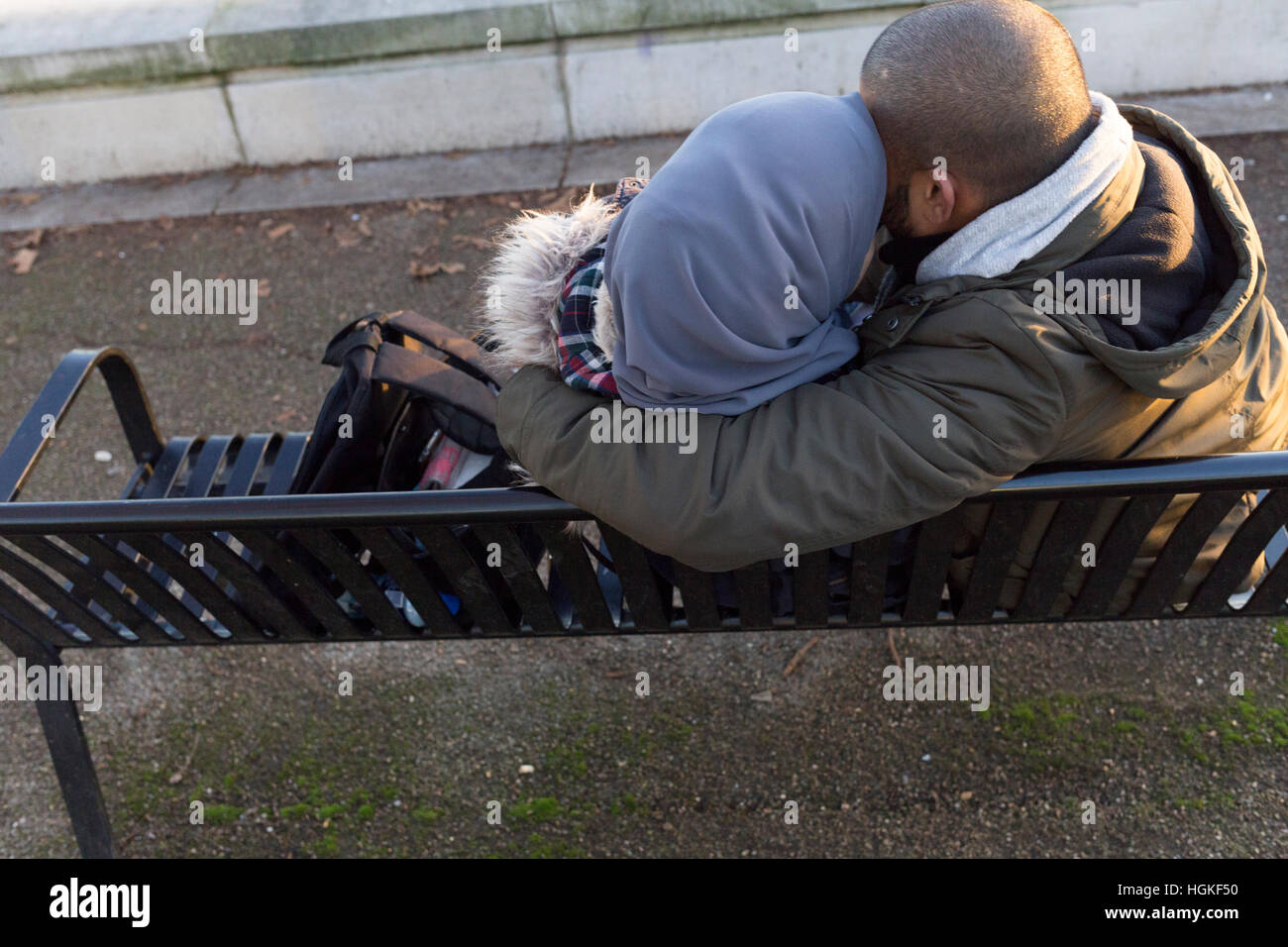 A couple smooch in the evening sun Stock Photo - Alamy