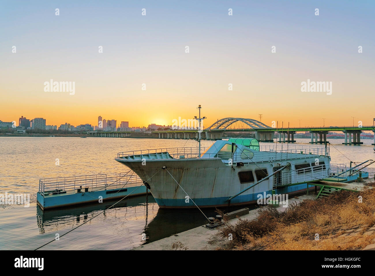 Boat on the Han river during sunset Stock Photo - Alamy