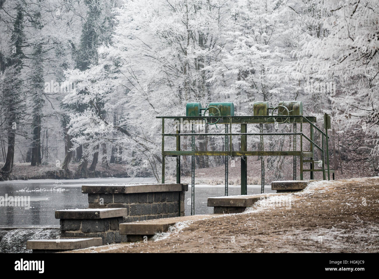 Hand operated wheel controls and Sluice gate on pond Stock Photo - Alamy