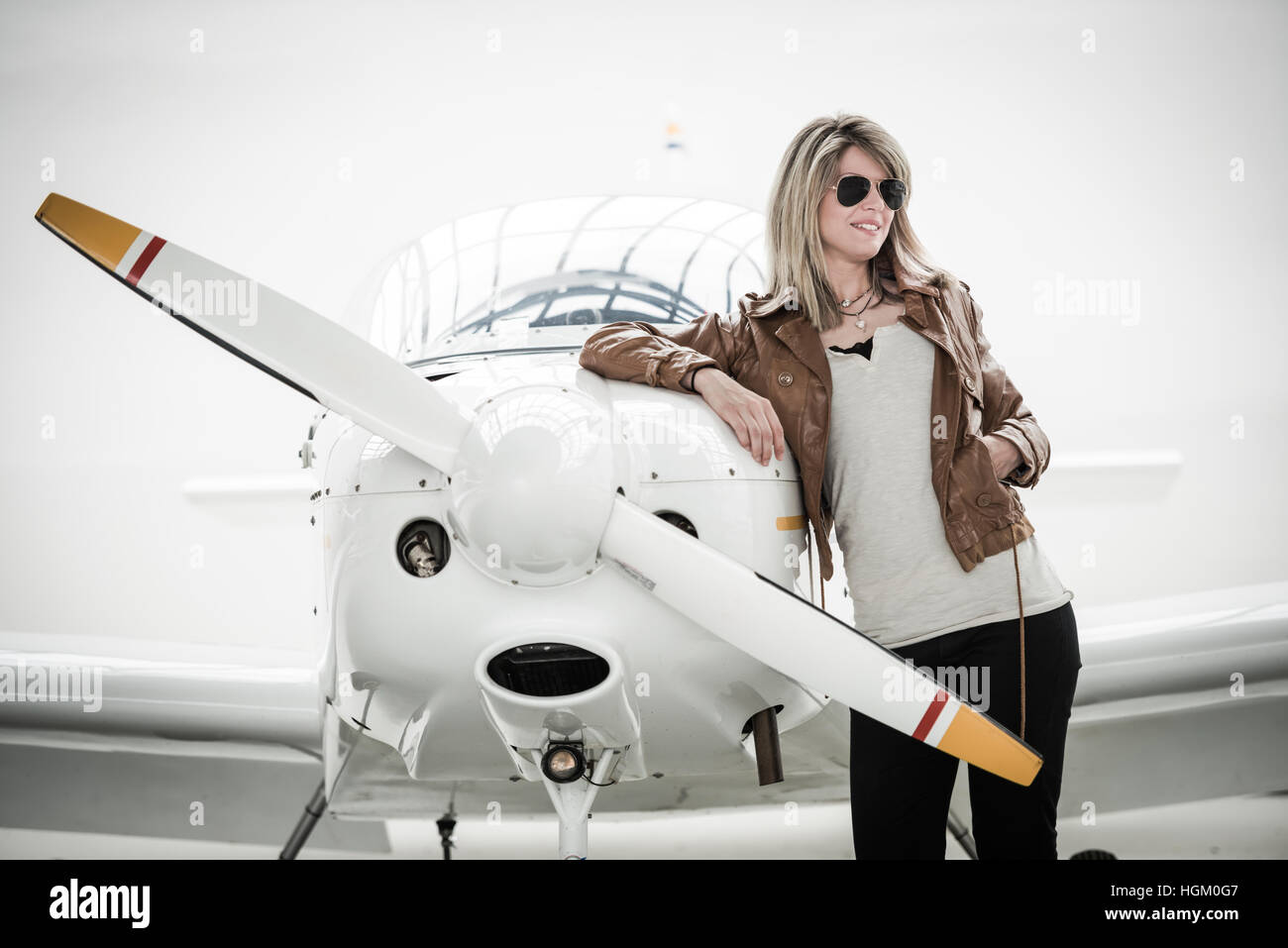 Pilot woman airplane hi-res stock photography and images - Alamy