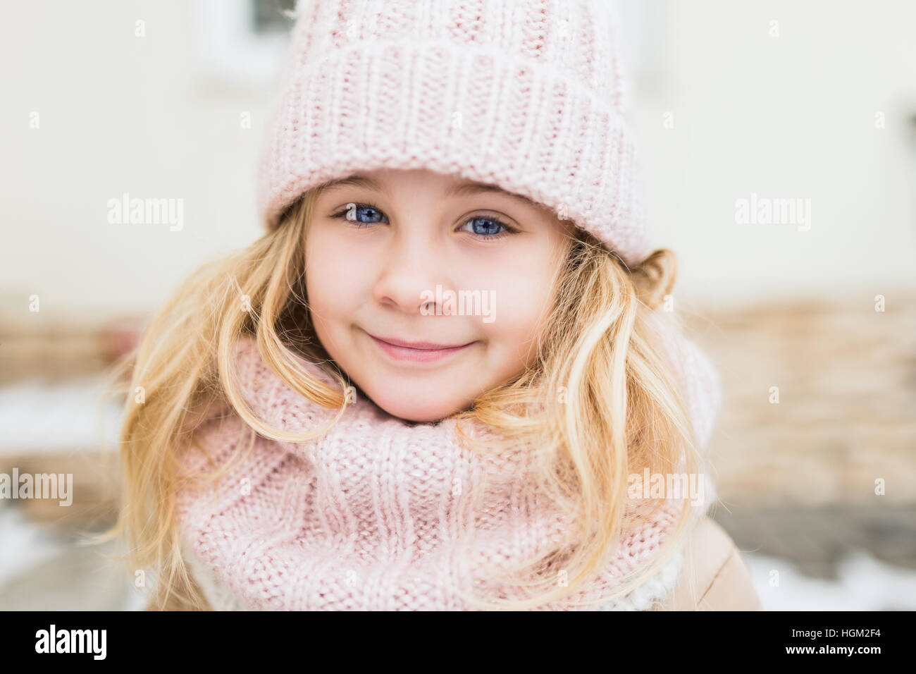 Girl and hat winter hi-res stock photography and images - Alamy
