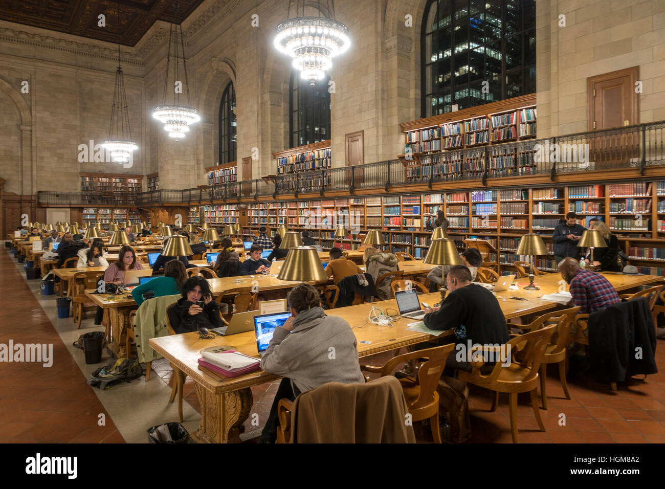 Crowded library books hi-res stock photography and images - Alamy
