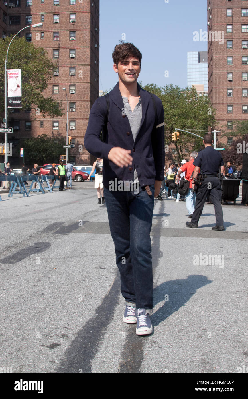 Street style men fashion week hi-res stock photography and images - Alamy