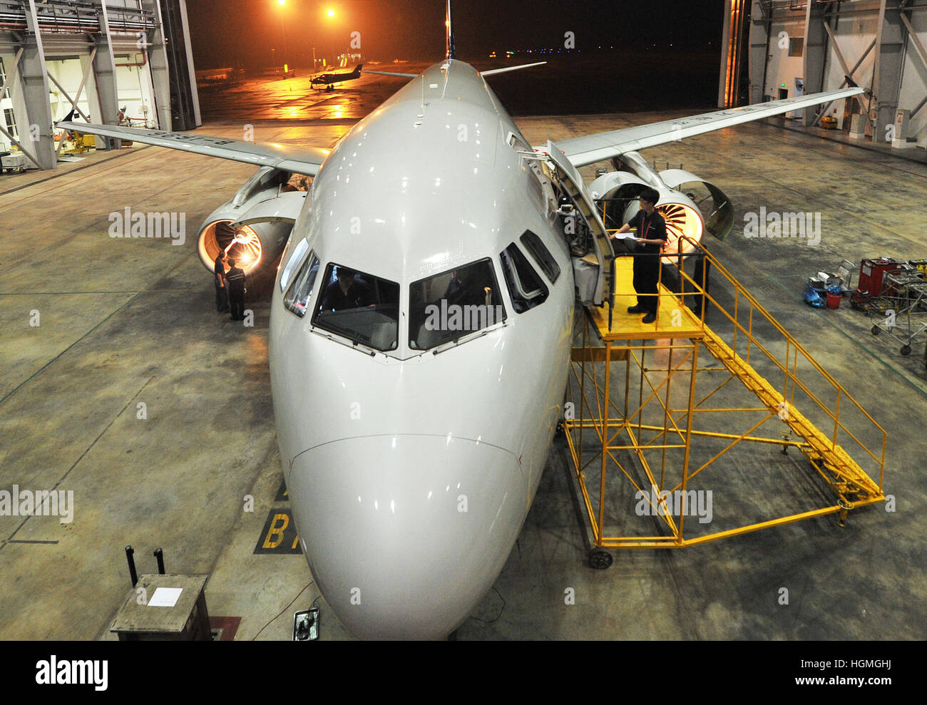 Technicians check aircraft hi-res stock photography and images - Alamy