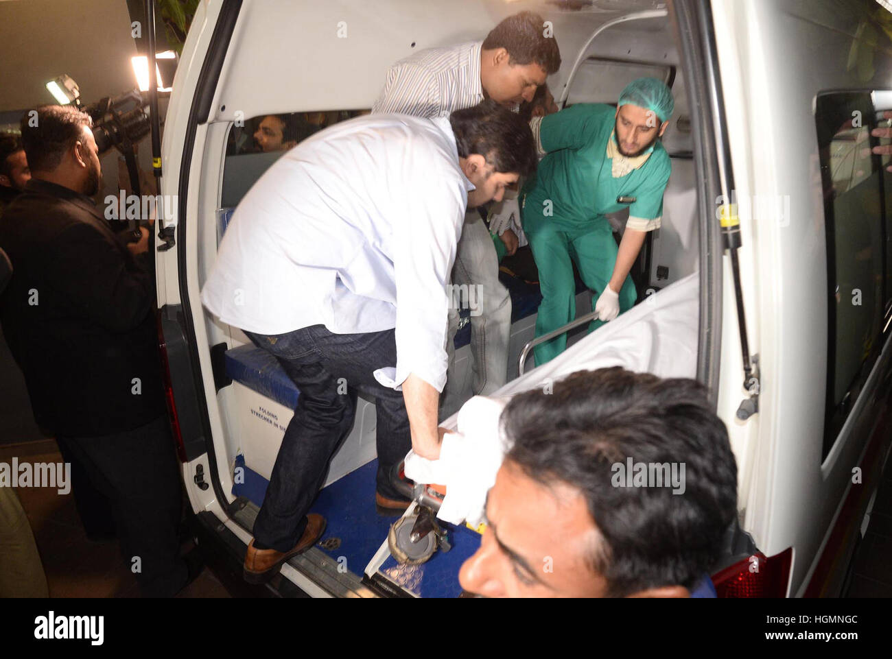 Dead body of Governor Sindh Saeed-uz-Zaman Siddiqui is being shifted to ...