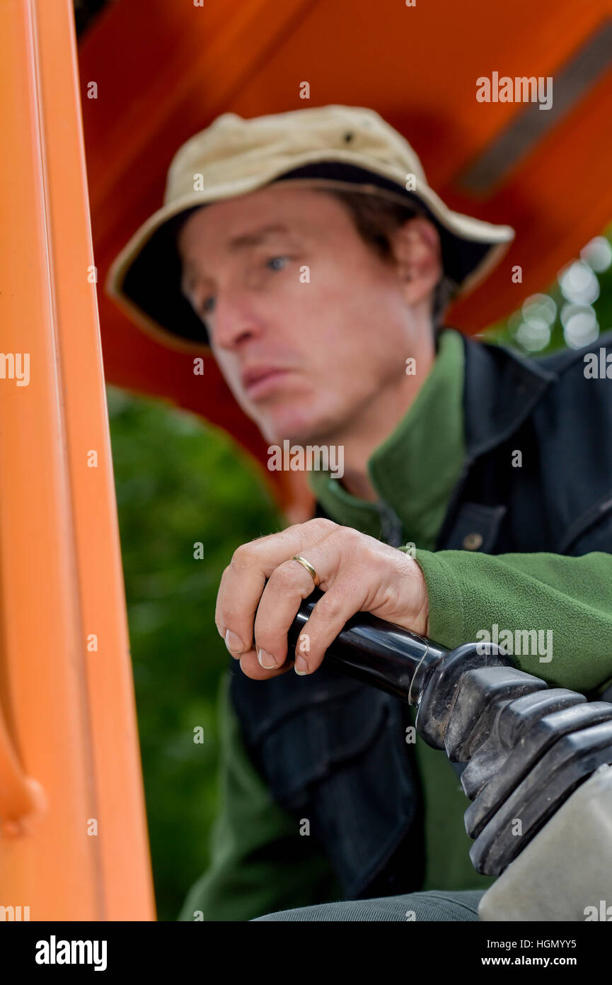 Man driving digger hi-res stock photography and images - Alamy