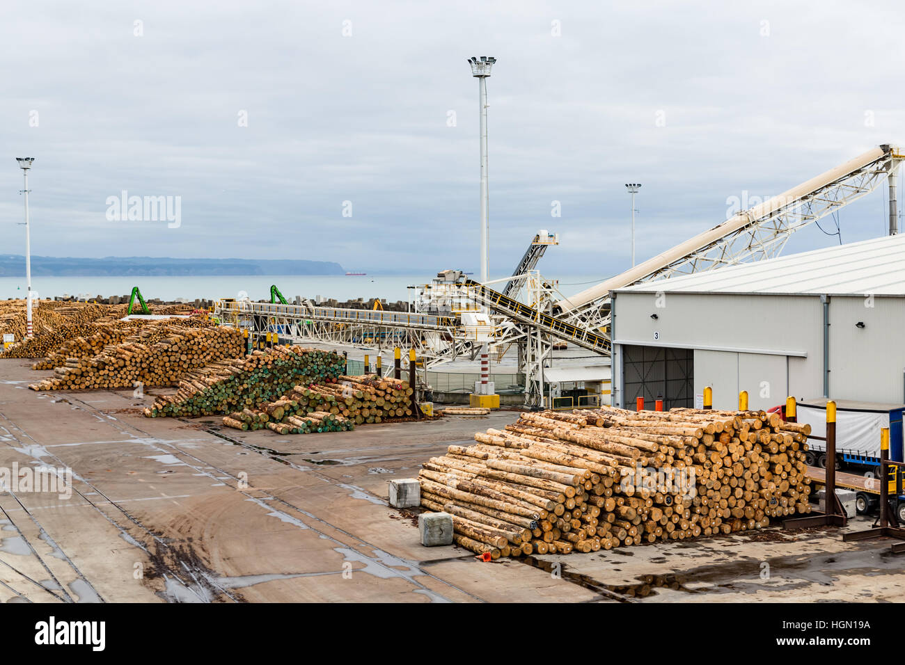 Logs ready to ship hi-res stock photography and images - Alamy