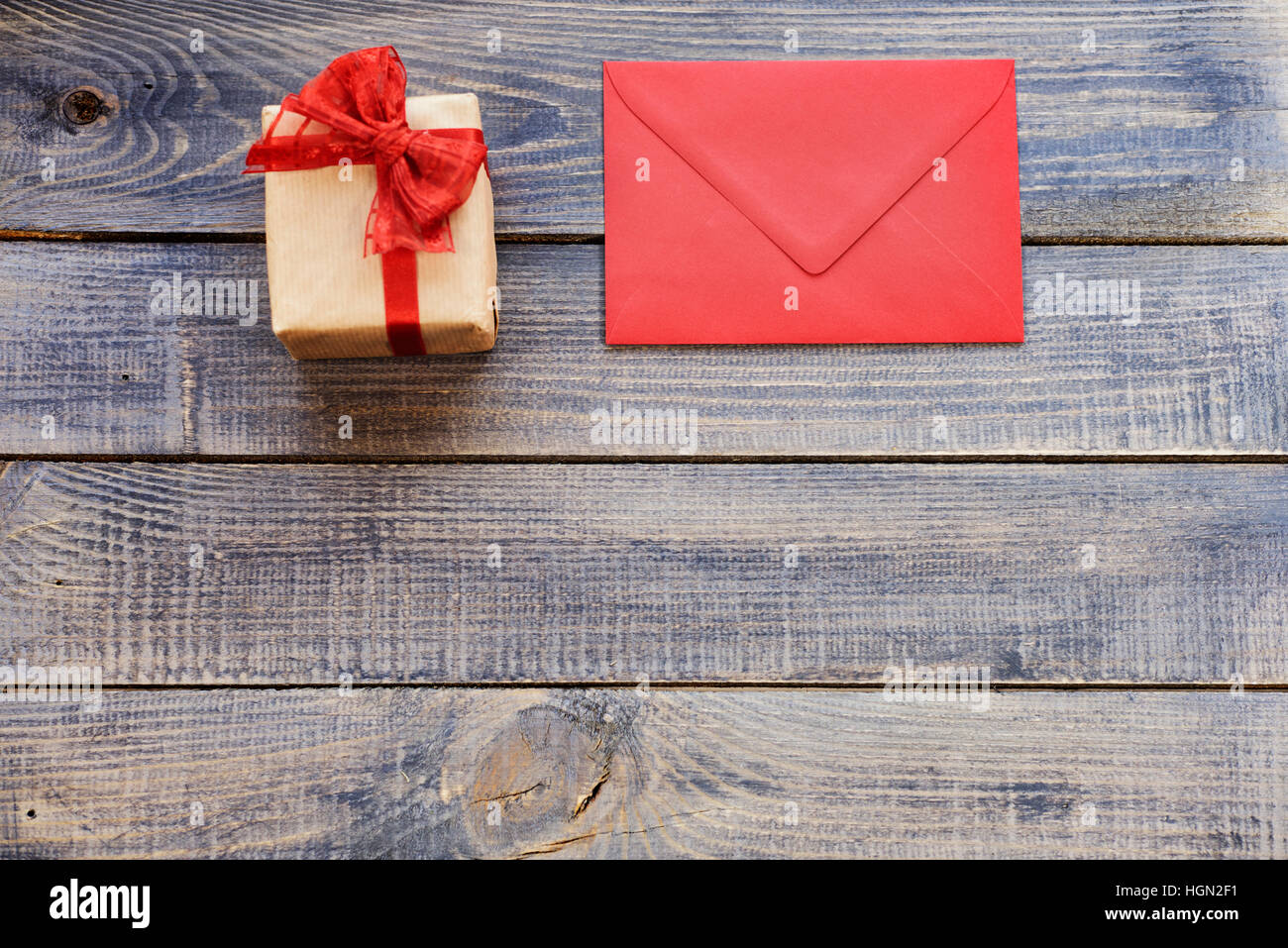 Blank Christmas card with gift Stock Photo - Alamy