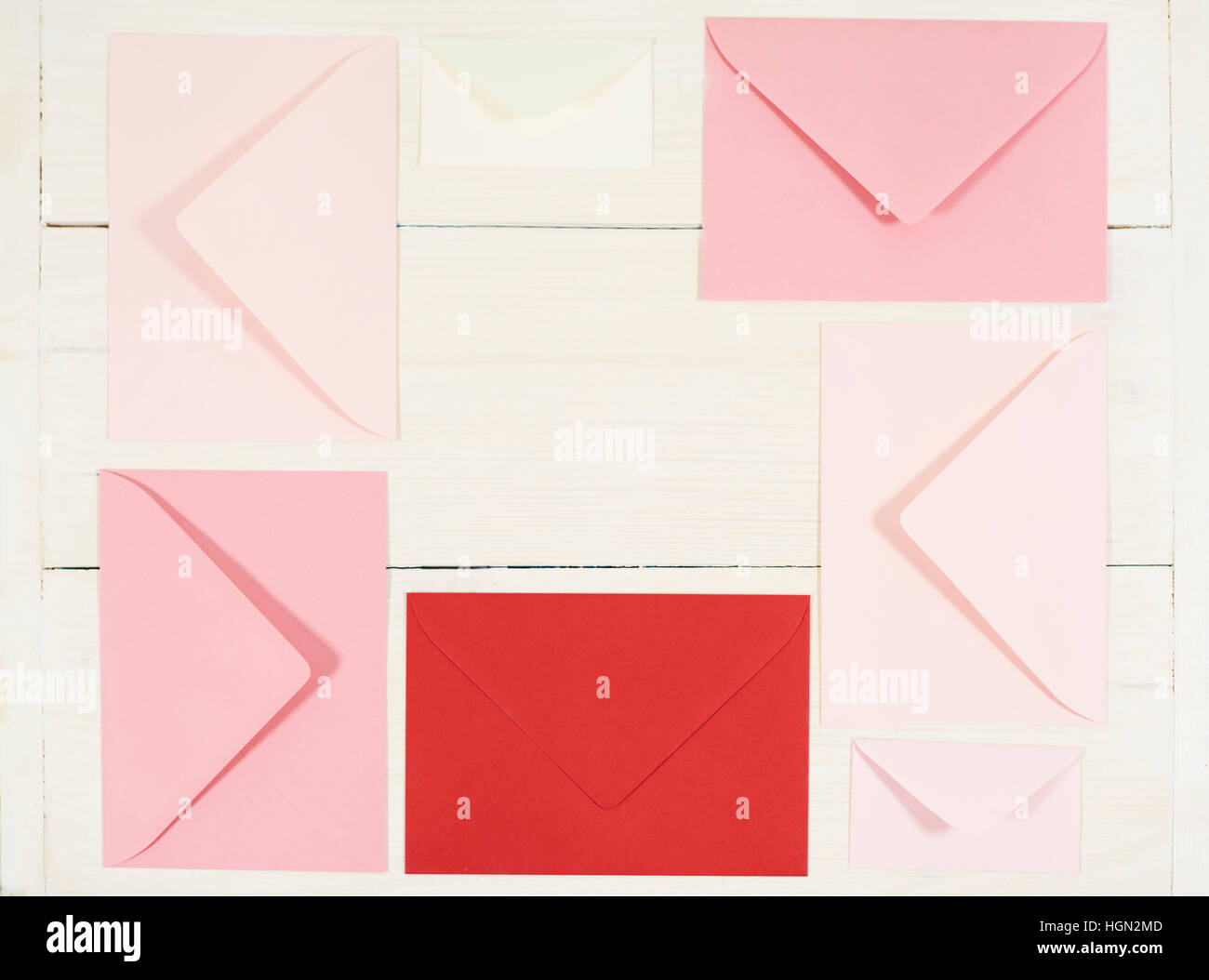 Sending red envelopes hi-res stock photography and images - Alamy