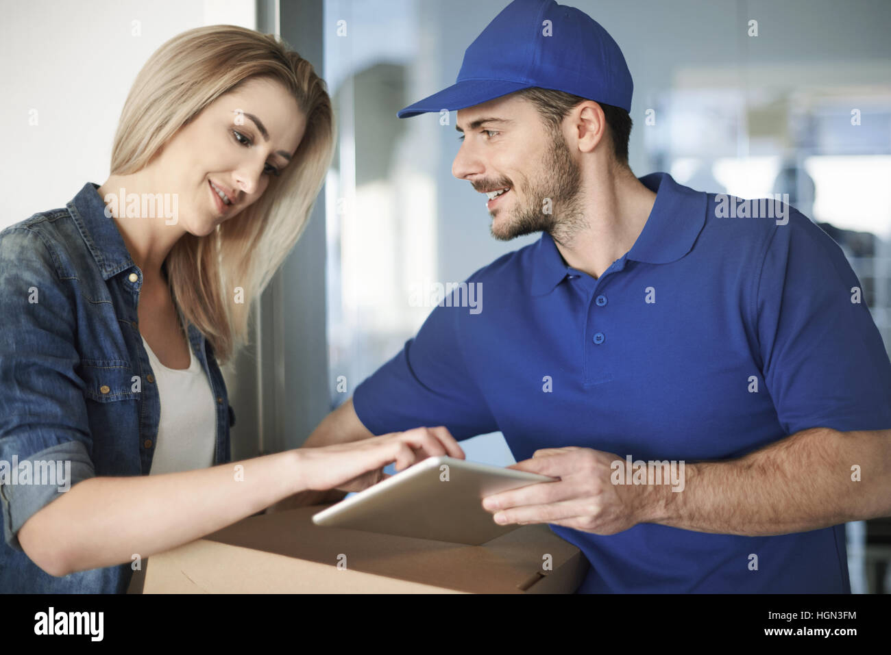 Woman receiving delivery front door hi-res stock photography and images ...