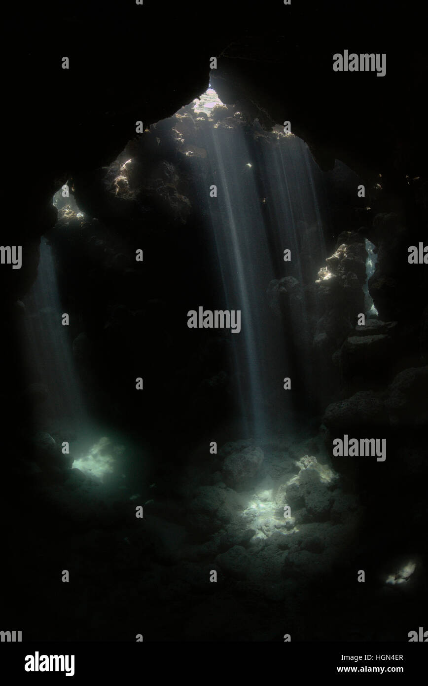 Rays of light in cave hi-res stock photography and images - Alamy