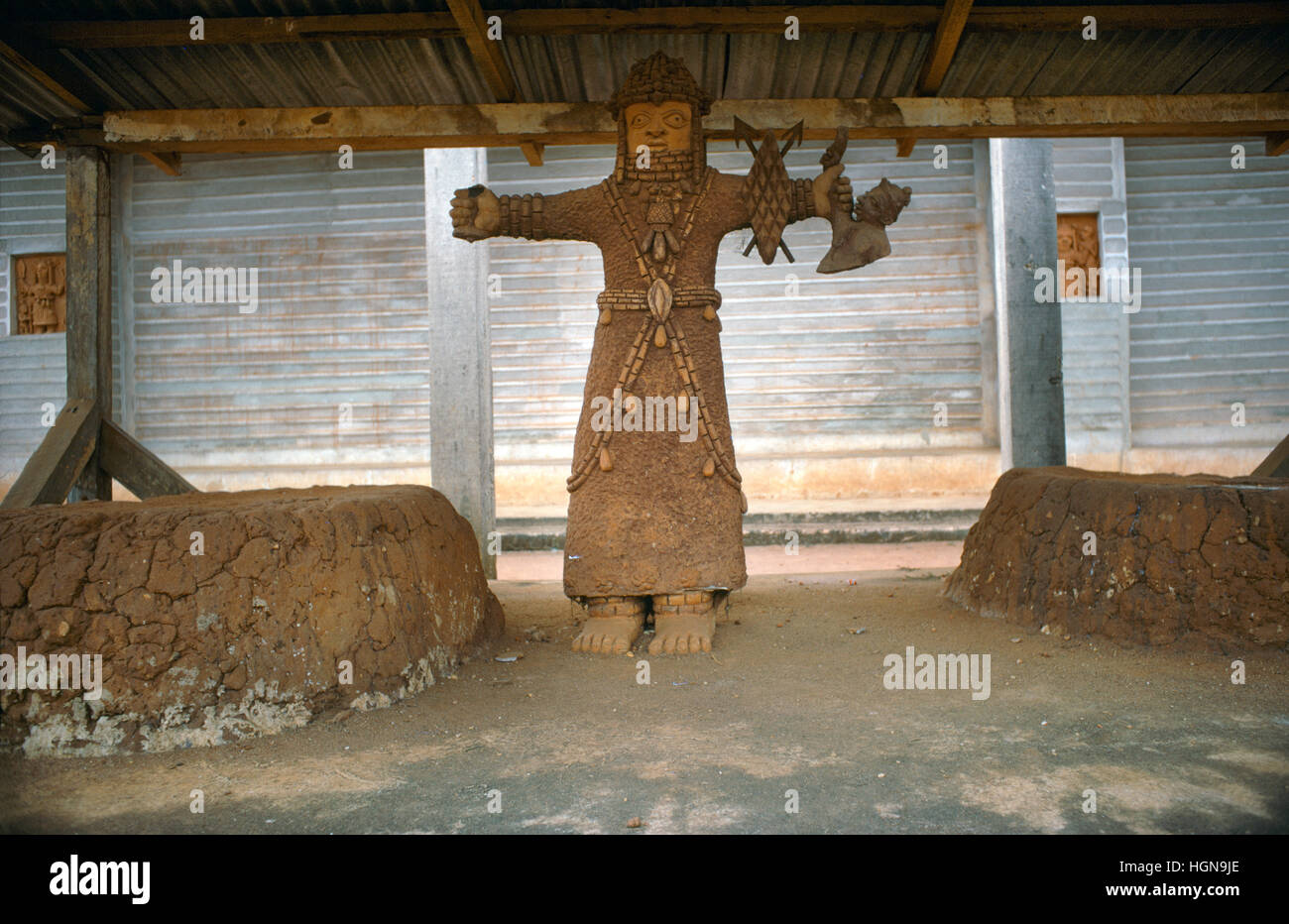 Oba statue hi-res stock photography and images - Alamy