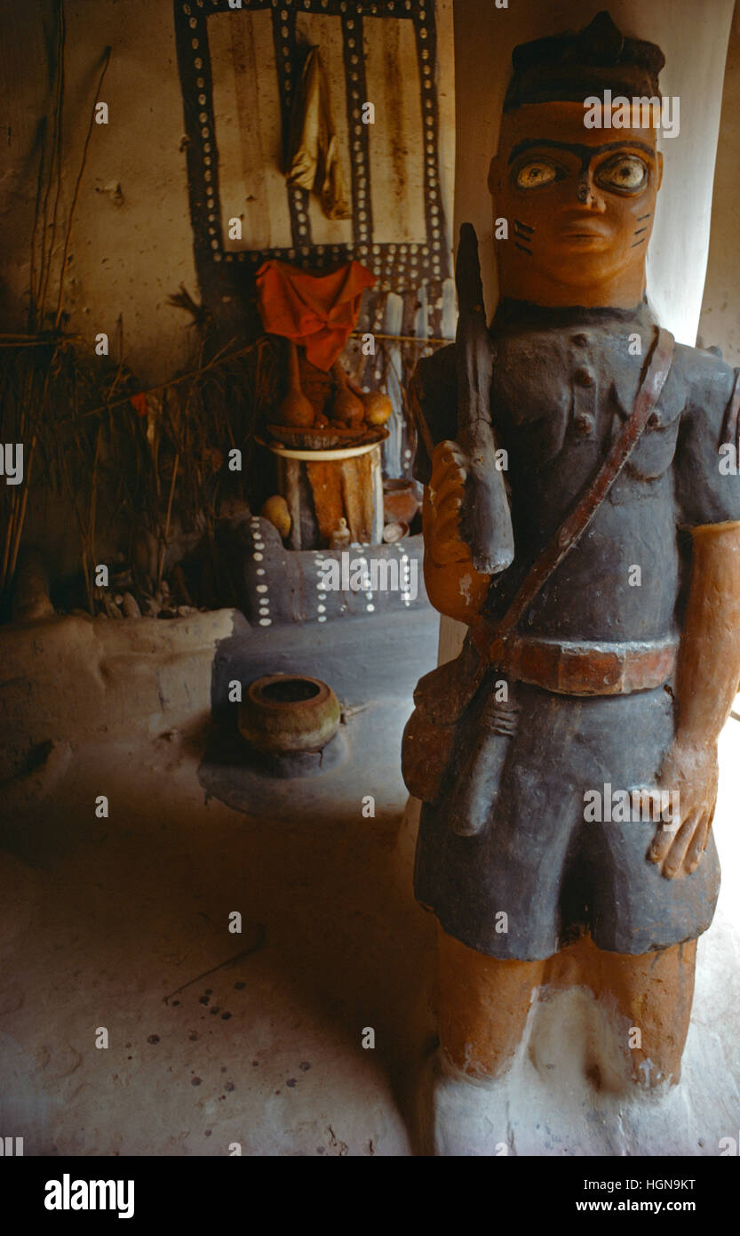 Benin City Nigeria Statue Of Guard At Benin Shrine Stock Photo - Alamy