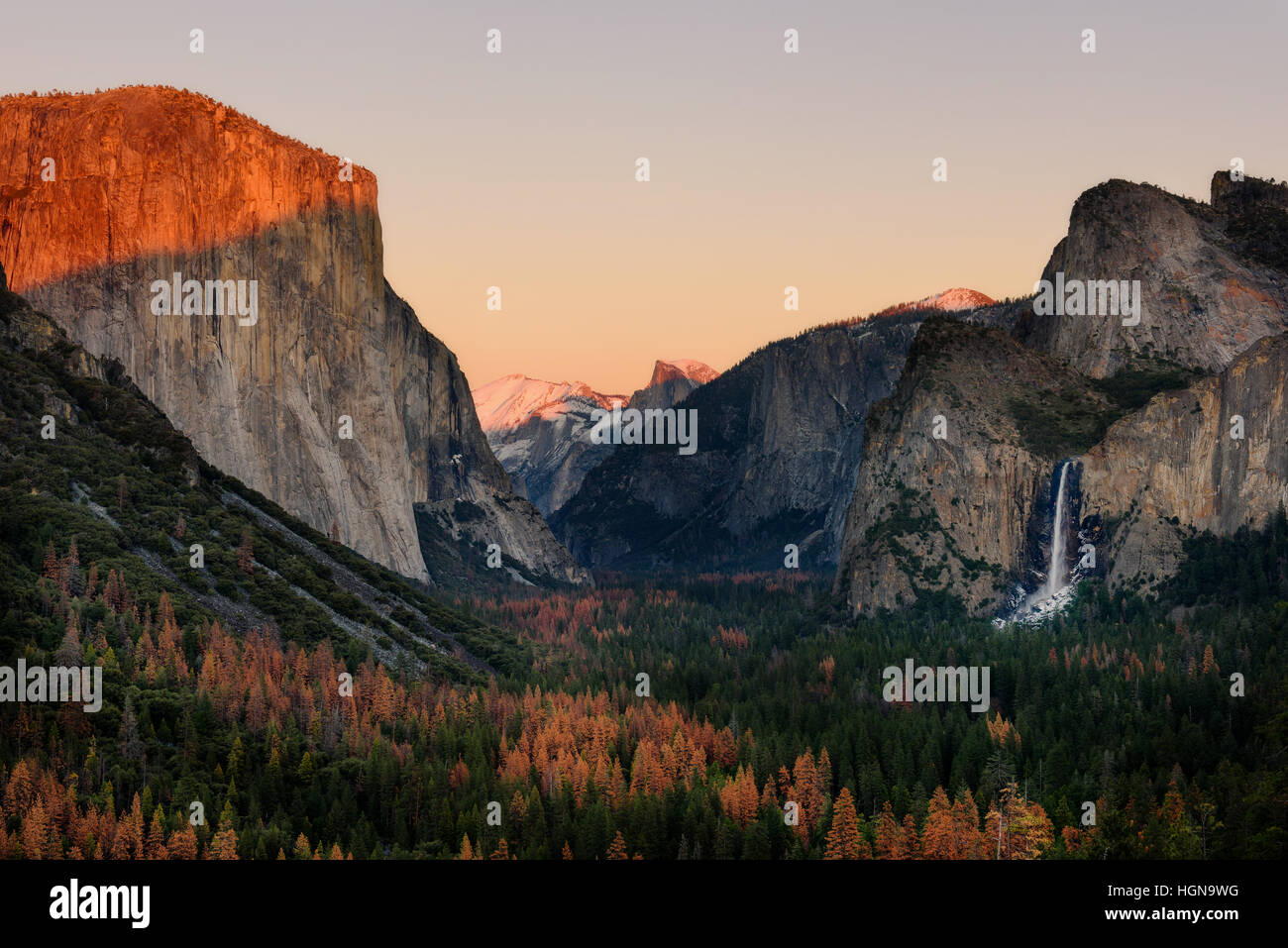 Tunnel View at sunset and dusk in Yosemite National Park, California ...