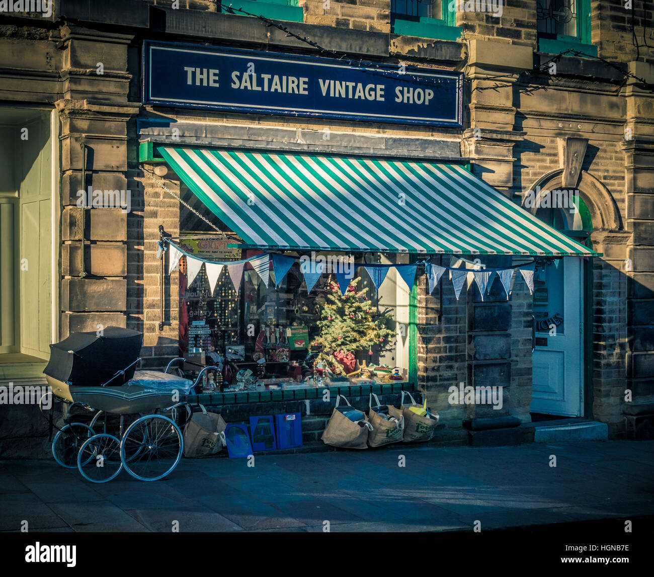 Vintage shop front uk hi-res stock photography and images - Alamy