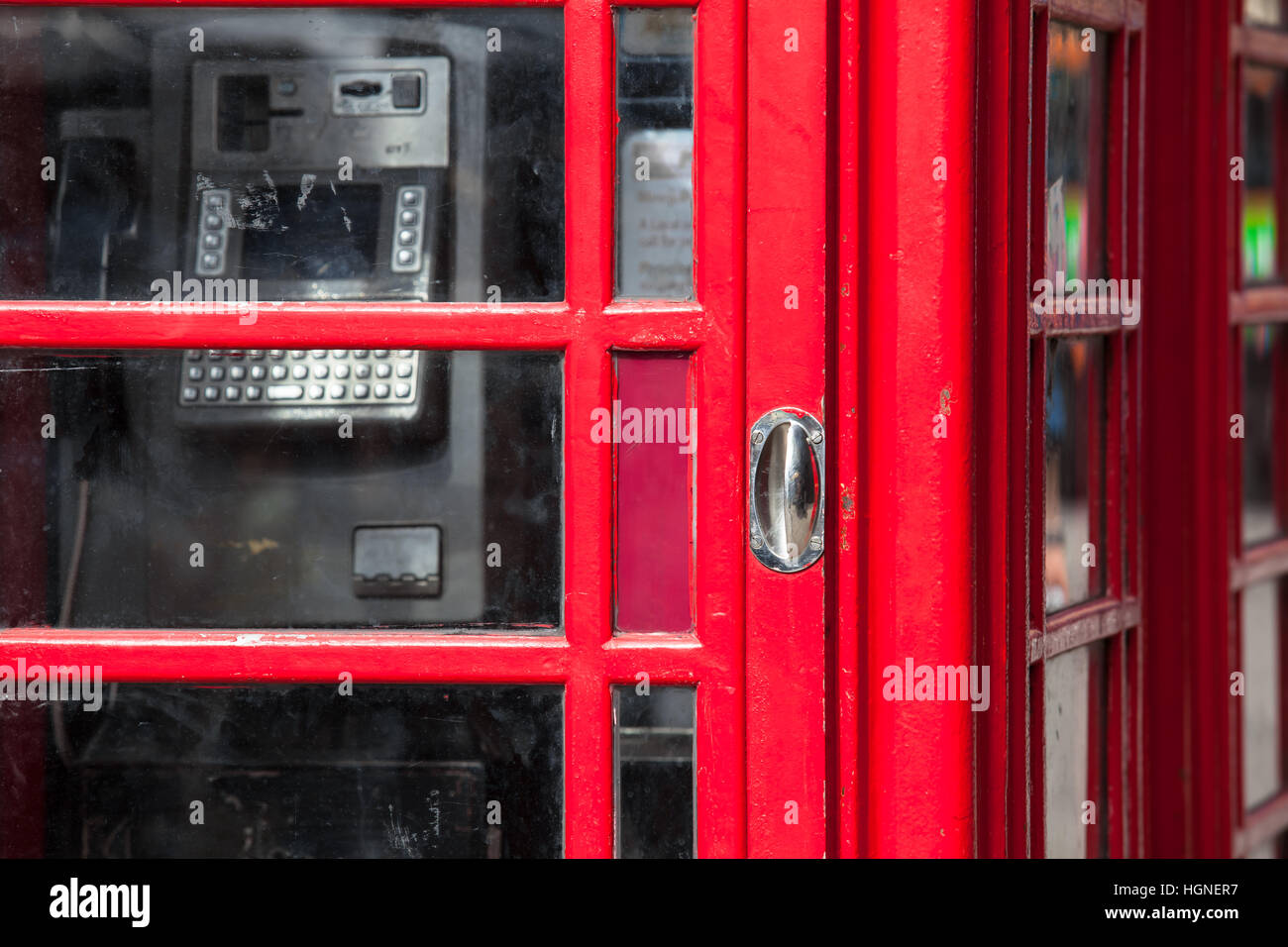London phone booth door hi-res stock photography and images - Alamy