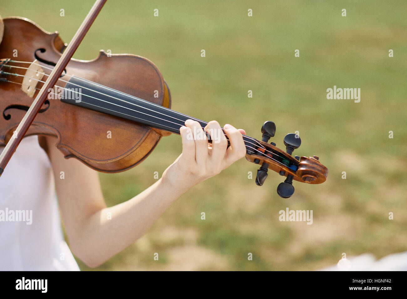 Violinist woman. Young woman playing a violin outside Stock Photo - Alamy