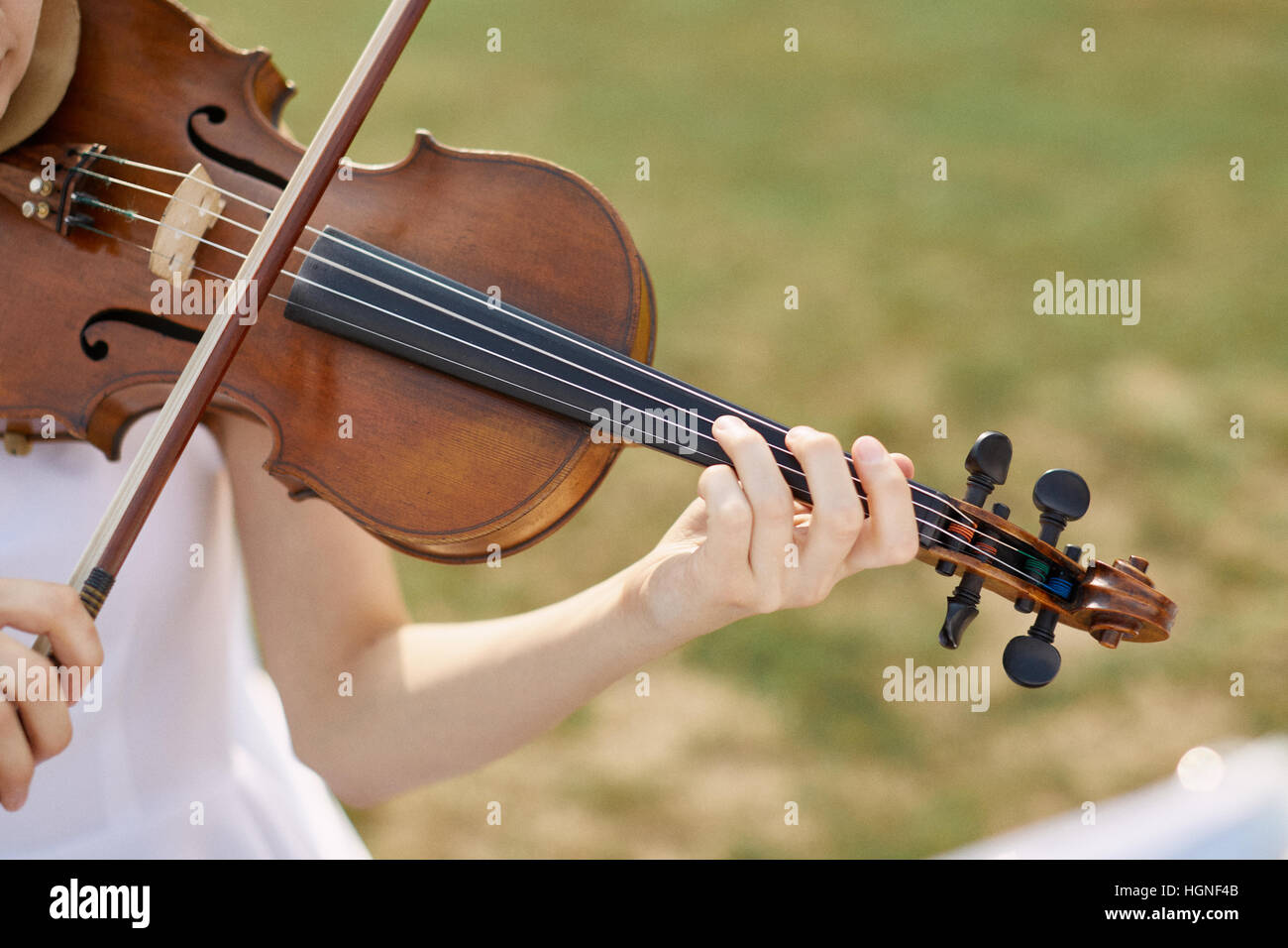Violinist woman. Young woman playing a violin outside Stock Photo - Alamy