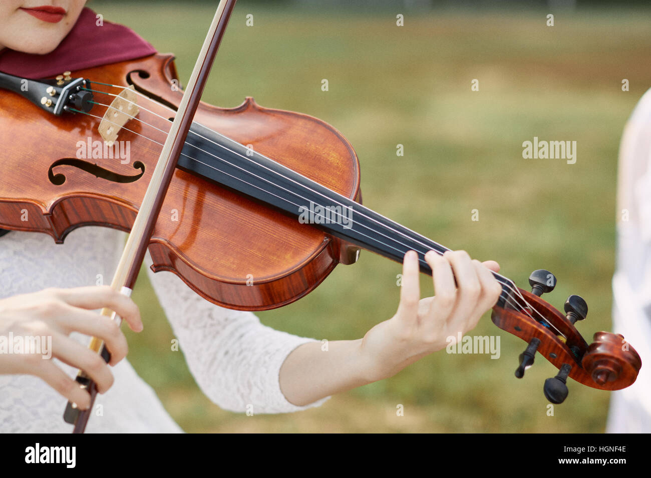 Violinist woman. Young woman playing a violin outside Stock Photo - Alamy
