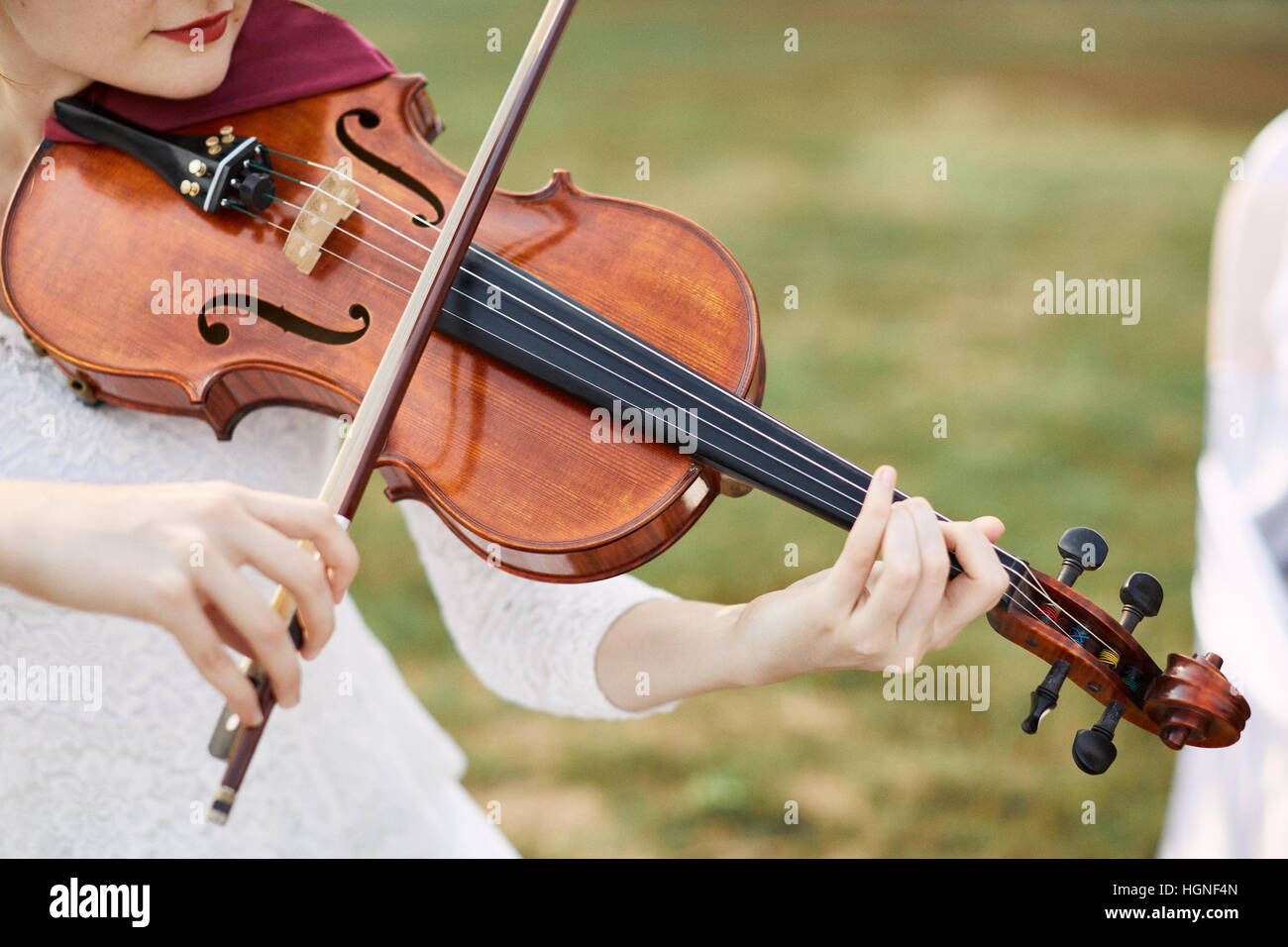 Violinist woman. Young woman playing a violin outside Stock Photo - Alamy