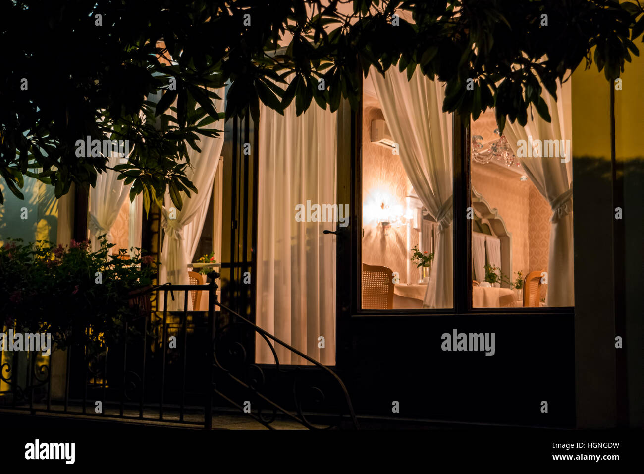 Cafe exterior at night Stock Photo - Alamy