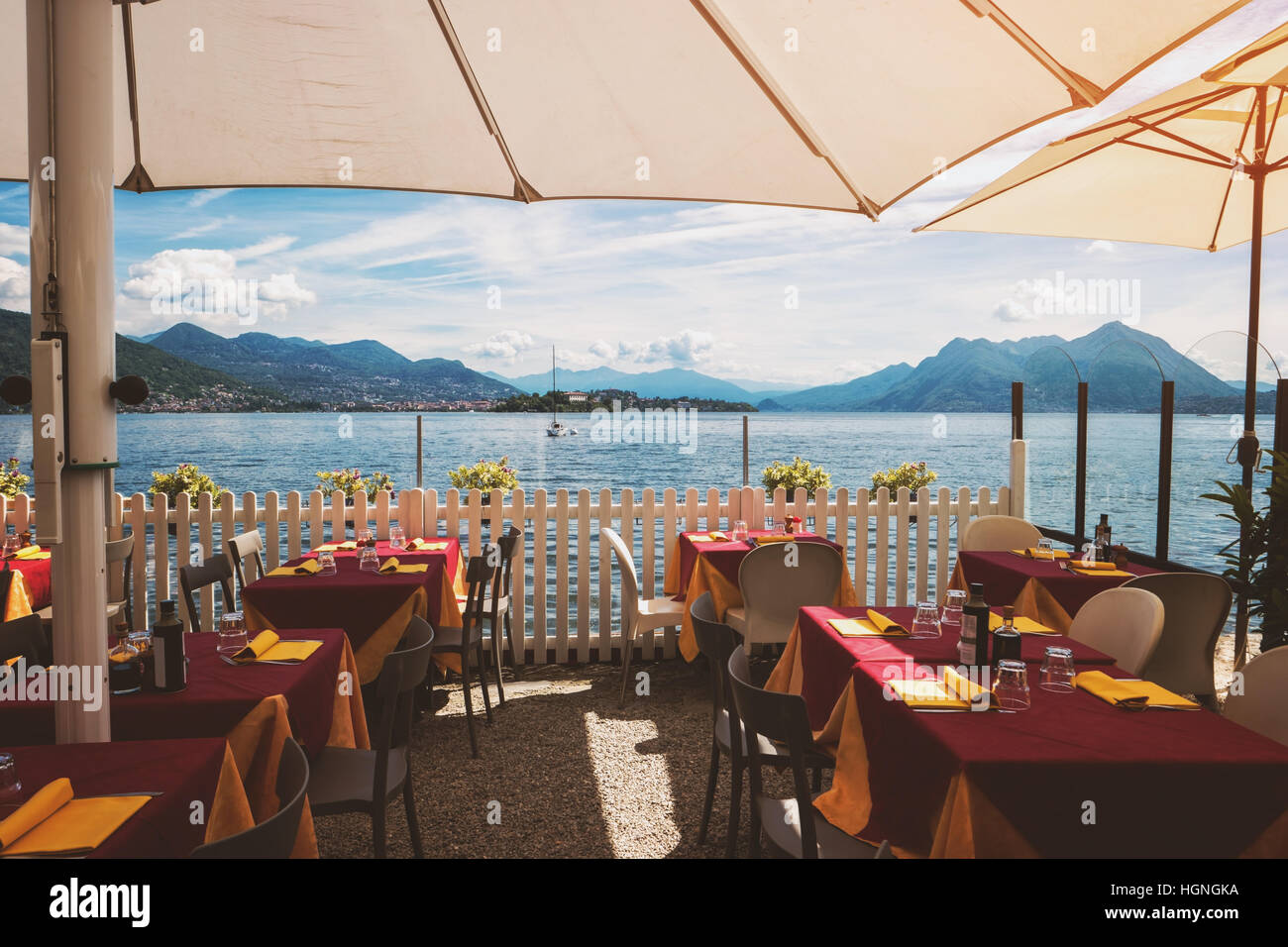 Water dining table design hi-res stock photography and images - Alamy