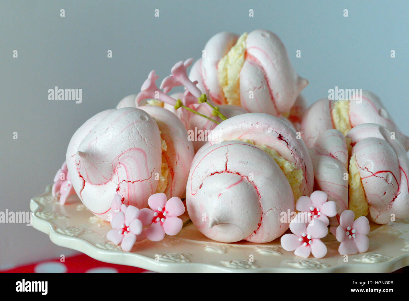 Baking with edible flowers hi-res stock photography and images - Alamy