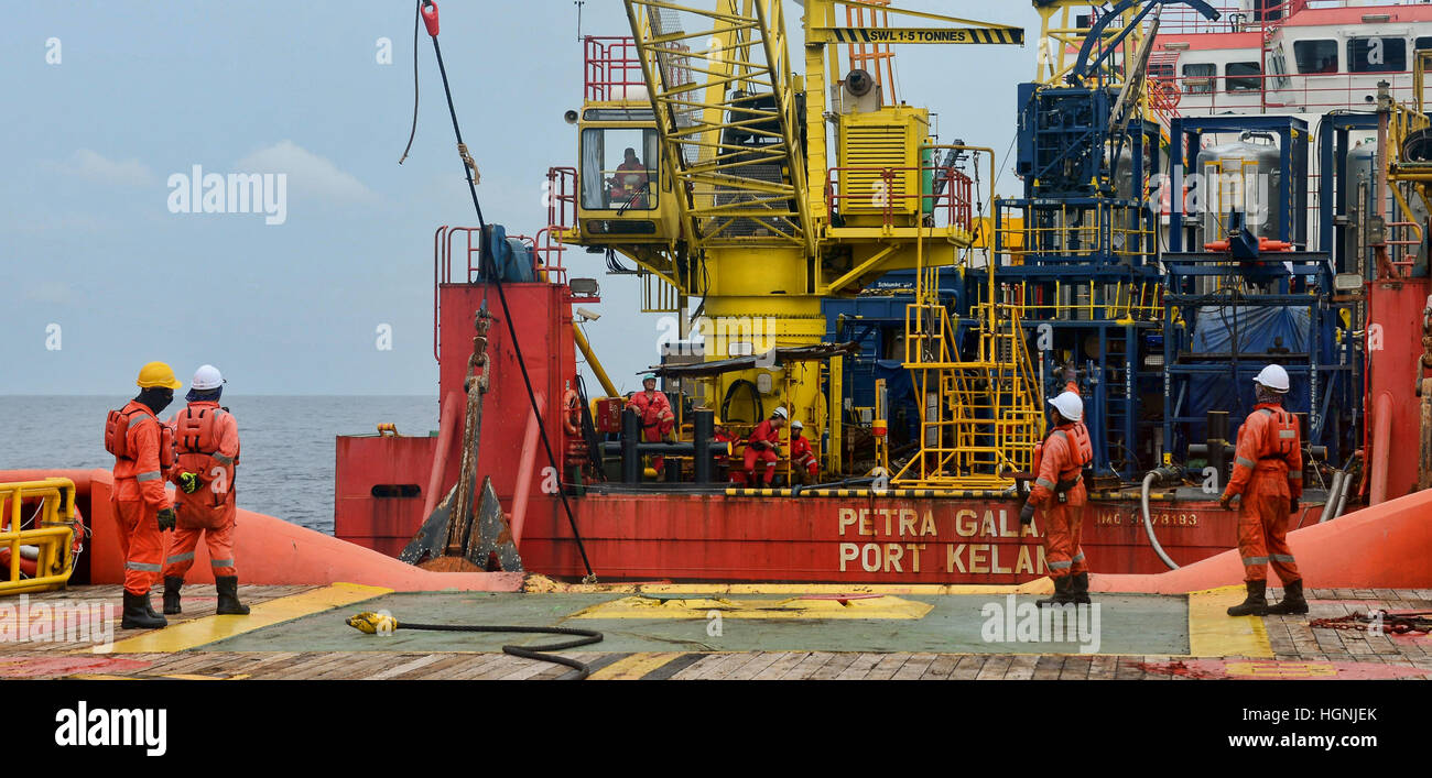 ship deck hand waiting or stand by at deck to receive anchor from work ...