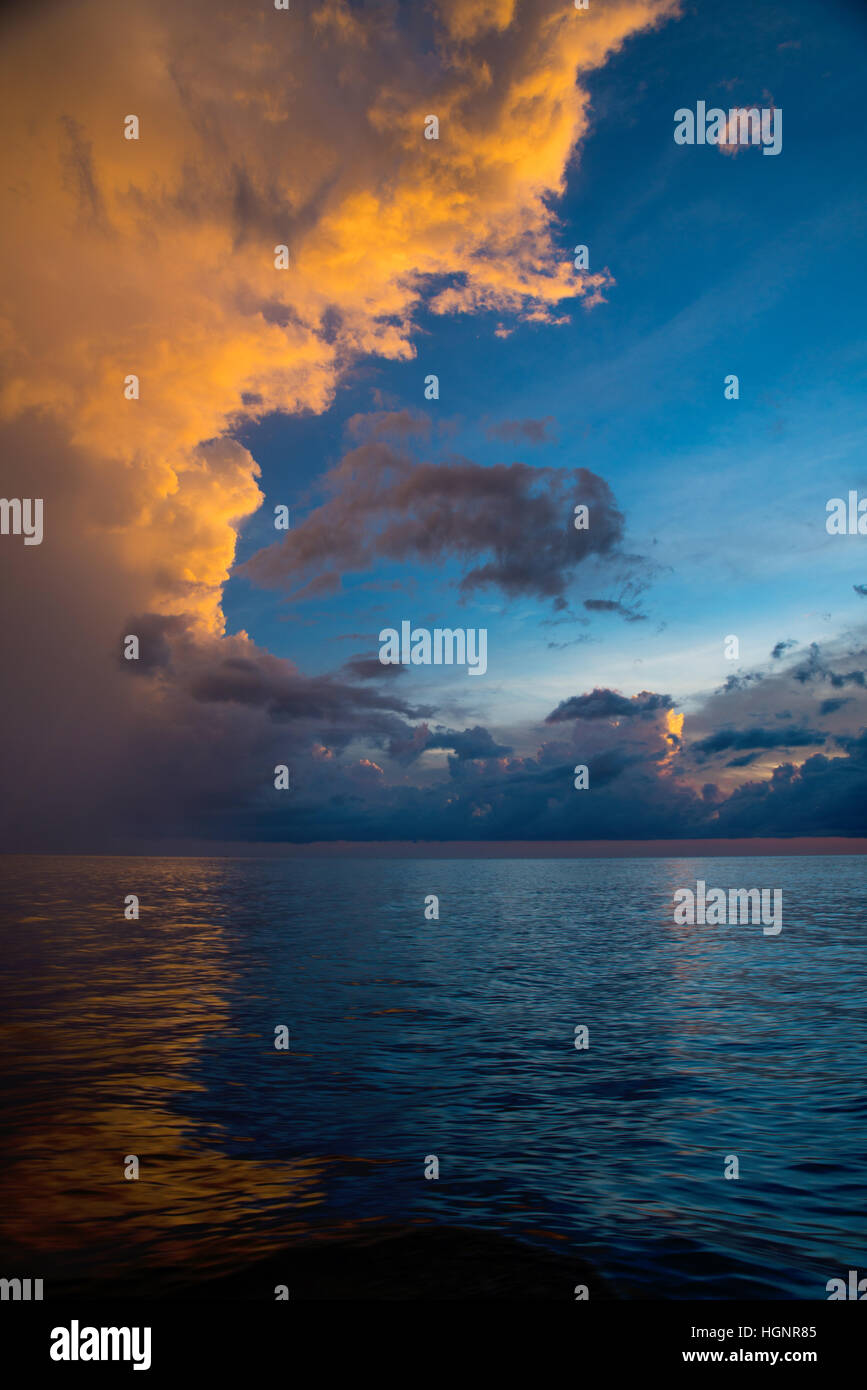 Sunset sea beautiful colors hi-res stock photography and images - Alamy