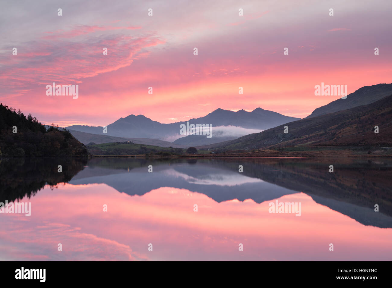 Sunset over Mount Snowdon and Llynnau Mymbyr Stock Photo - Alamy