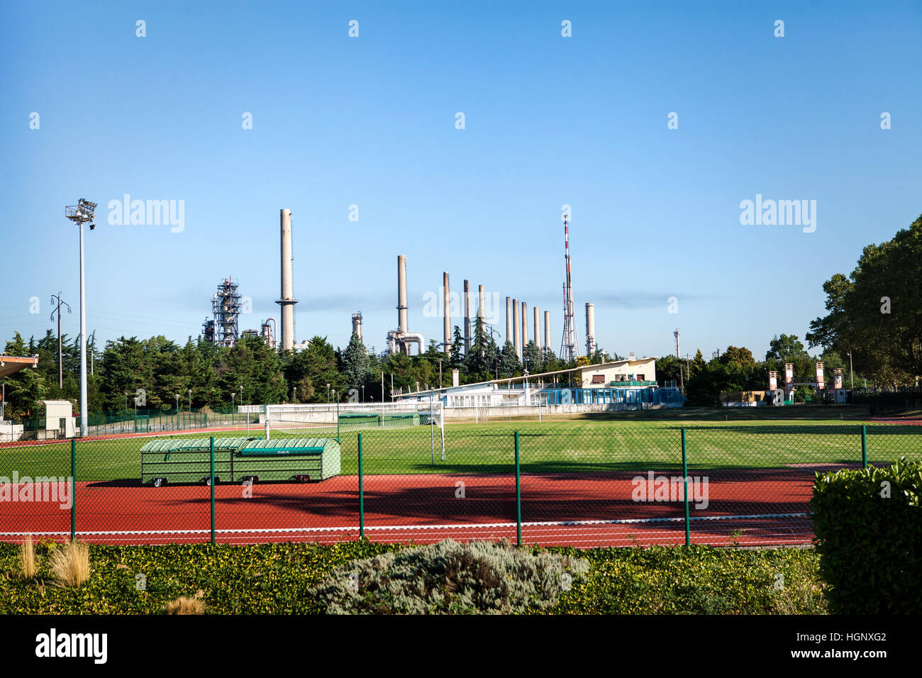 Oil refineries pollution hi-res stock photography and images - Alamy