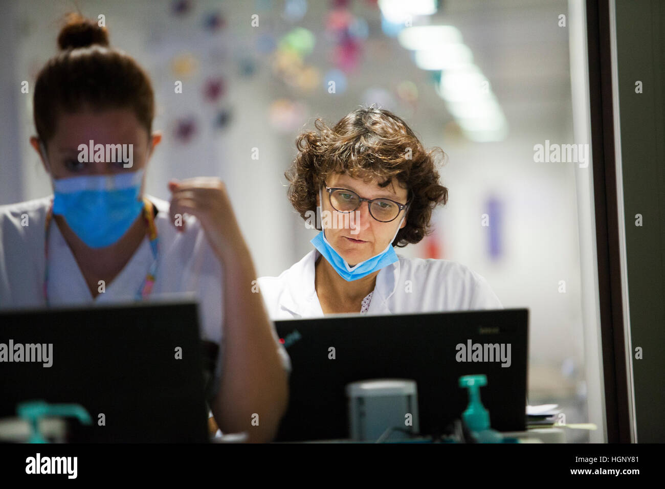 Female interns hi-res stock photography and images - Alamy