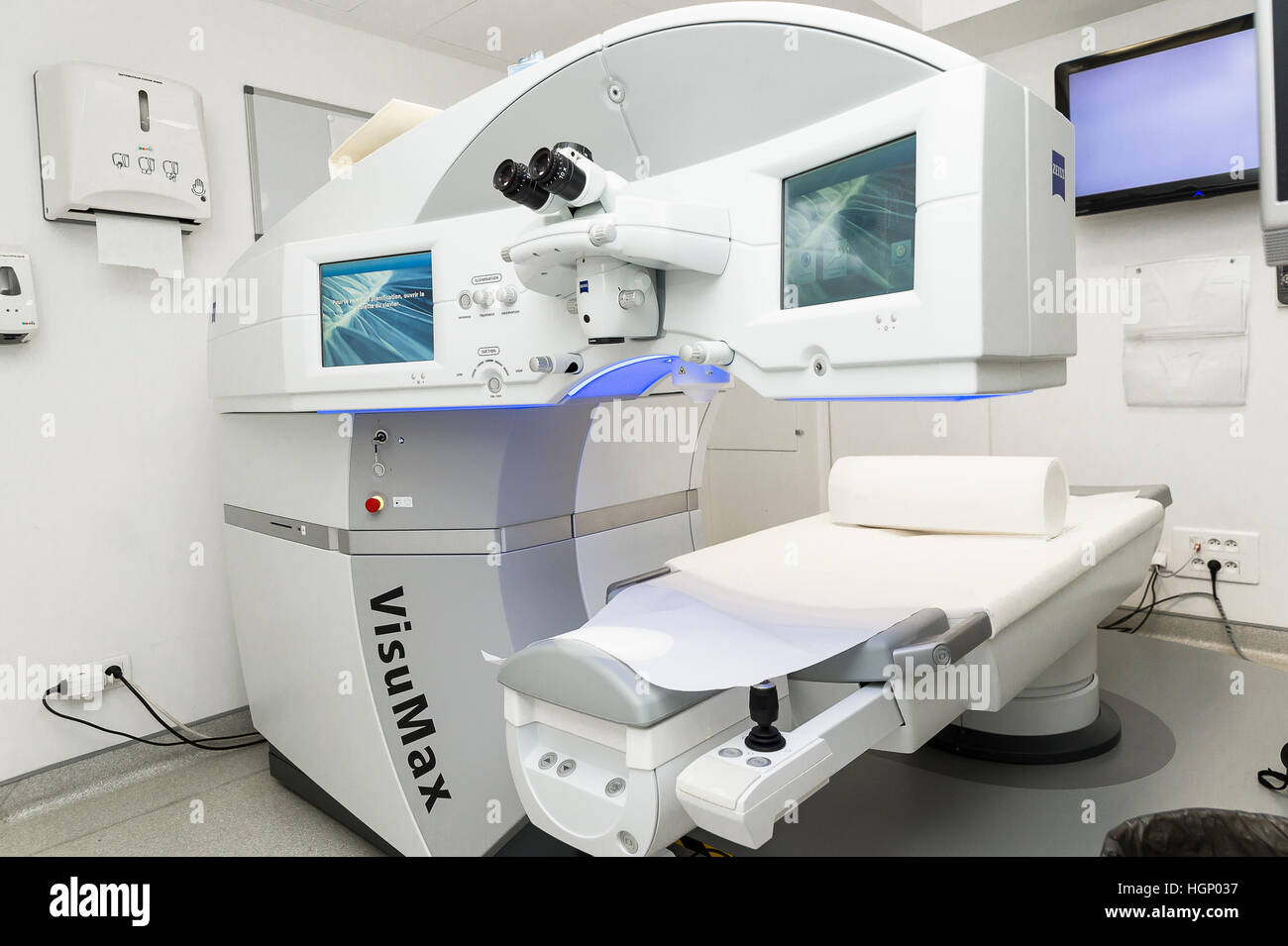 Eye surgery equipment hi-res stock photography and images - Alamy