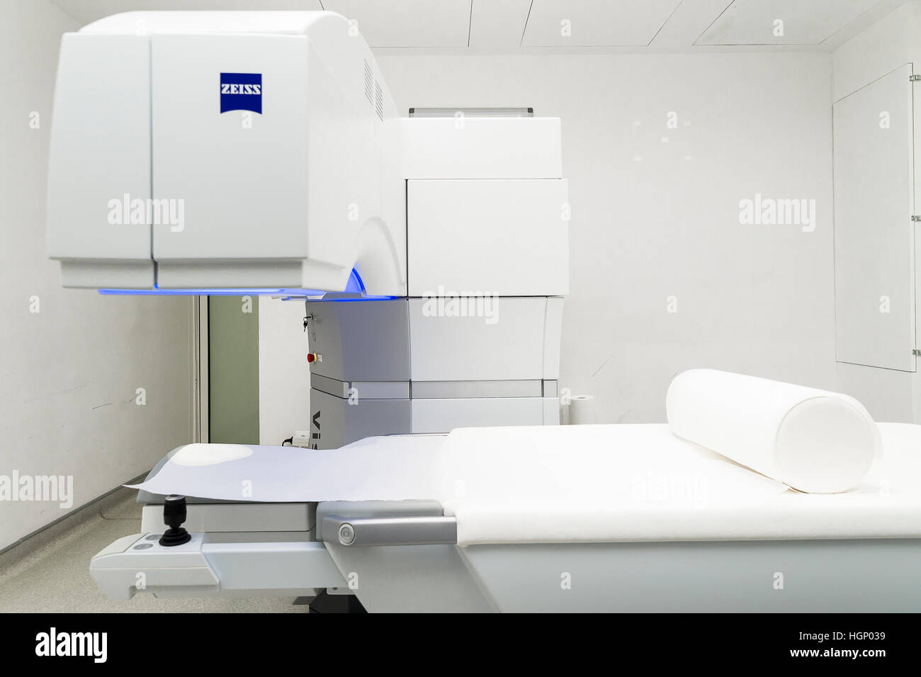 Laser apparatus hi-res stock photography and images - Alamy