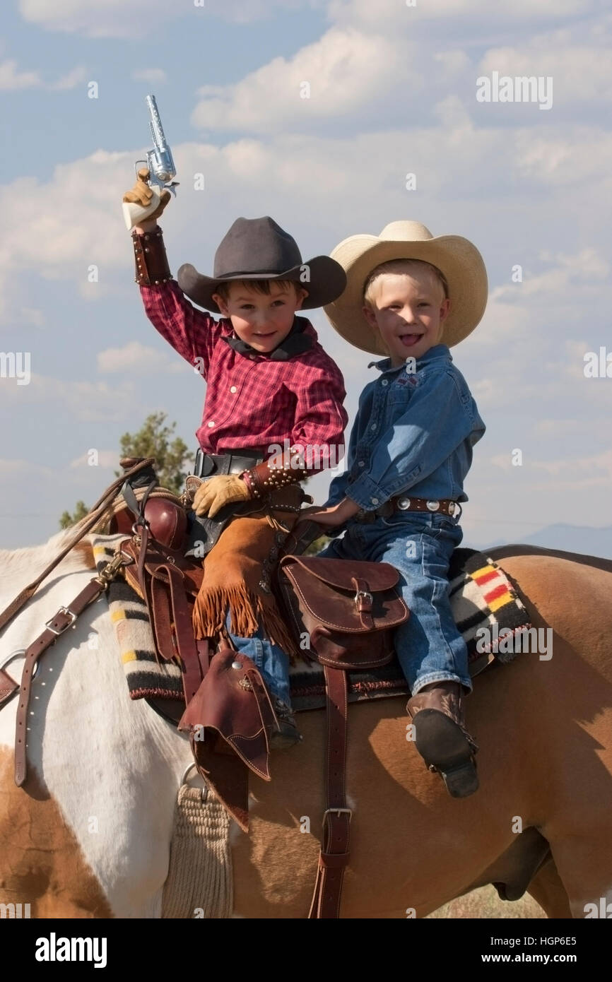 Cowboy riding horse gun hi-res stock photography and images - Alamy