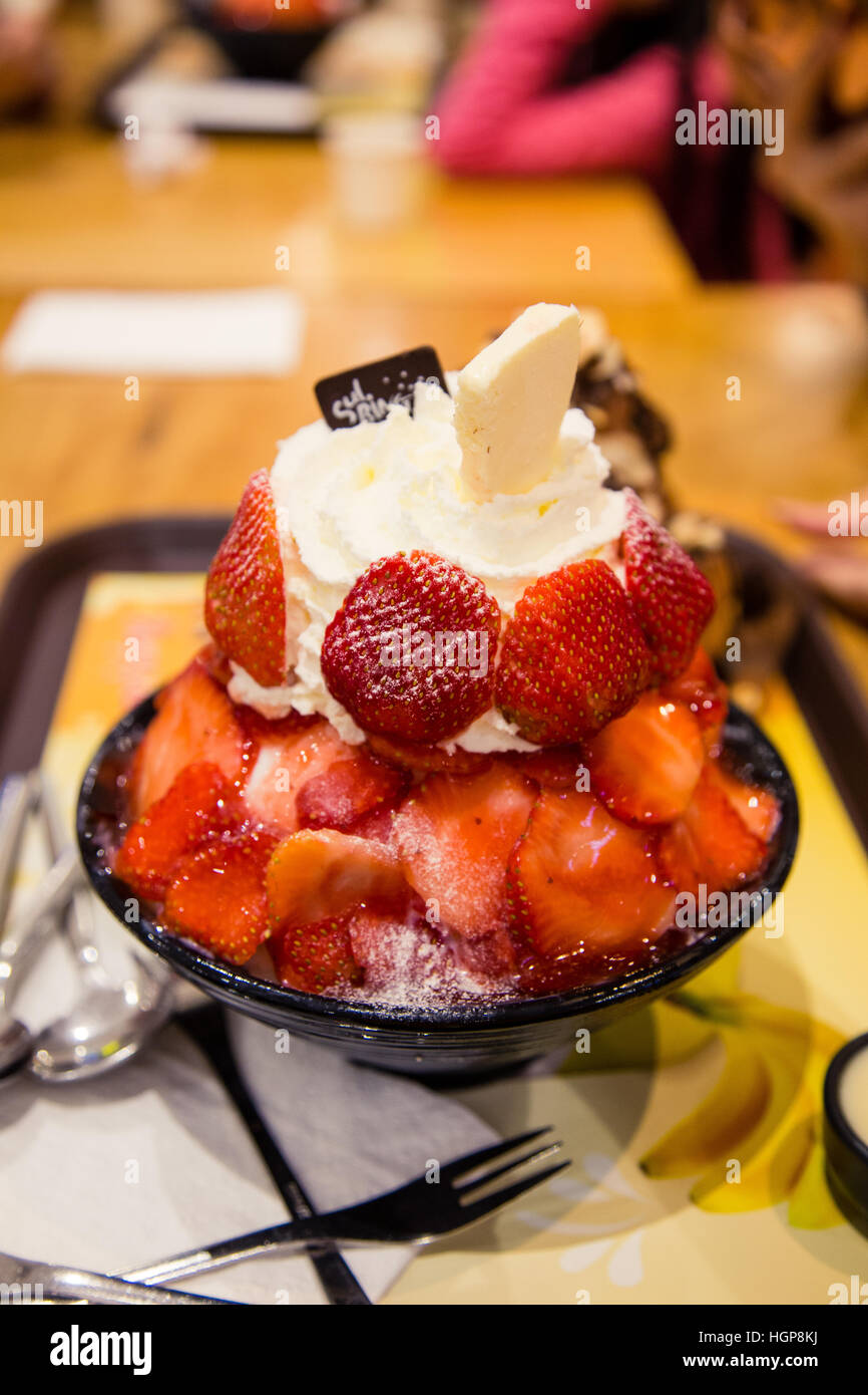 strawberry shaved ice patbingsu sweet yummy Stock Photo - Alamy