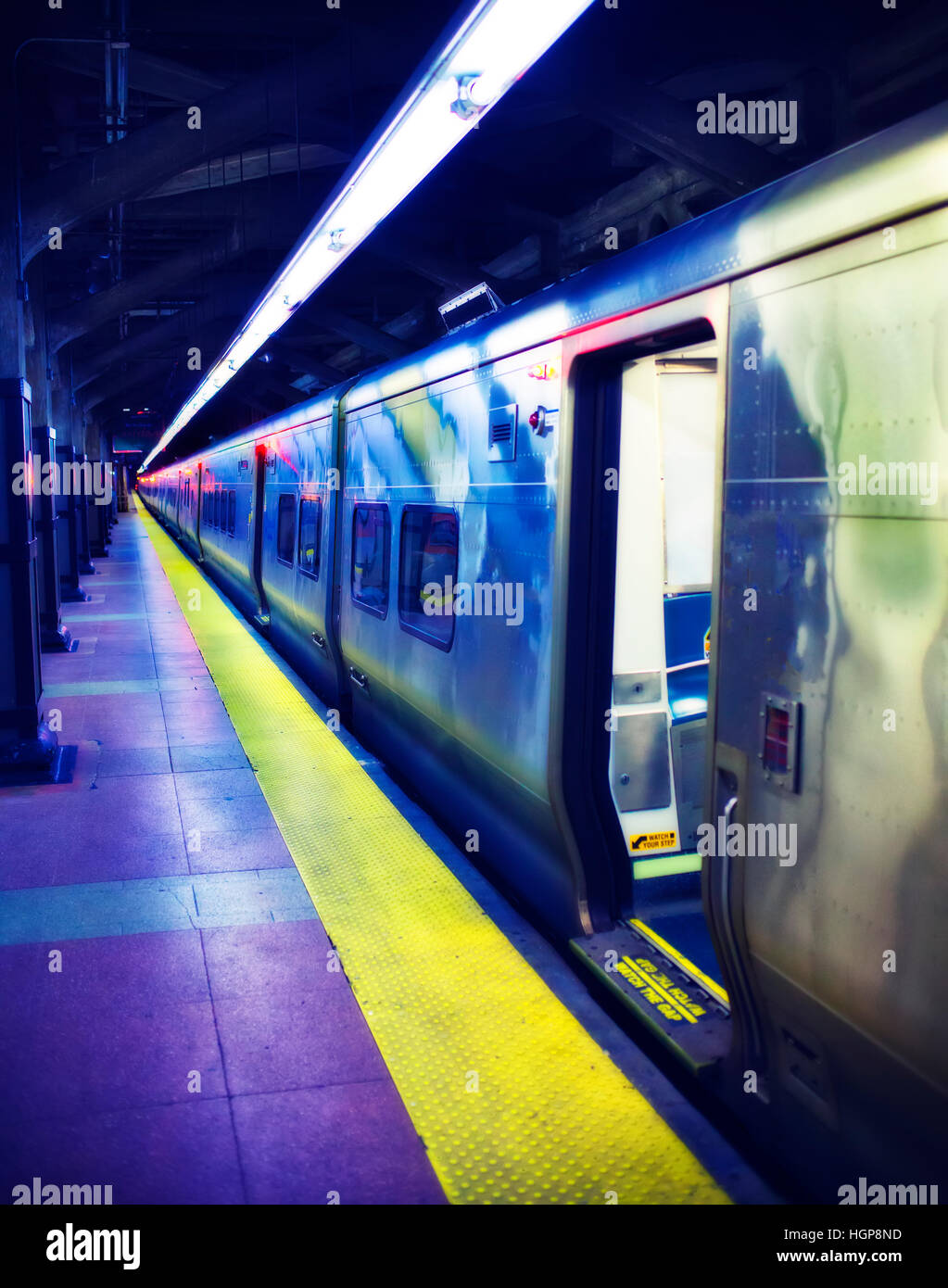 Empty subway platform hi-res stock photography and images - Alamy