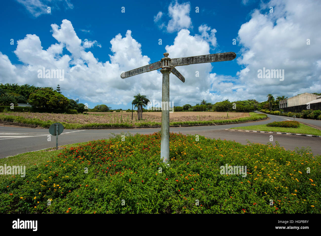 Roundabout directions hi-res stock photography and images - Alamy