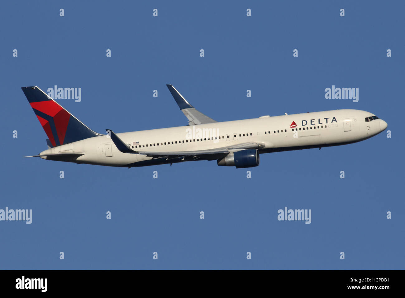 Delta 767 jet airliner hi-res stock photography and images - Alamy