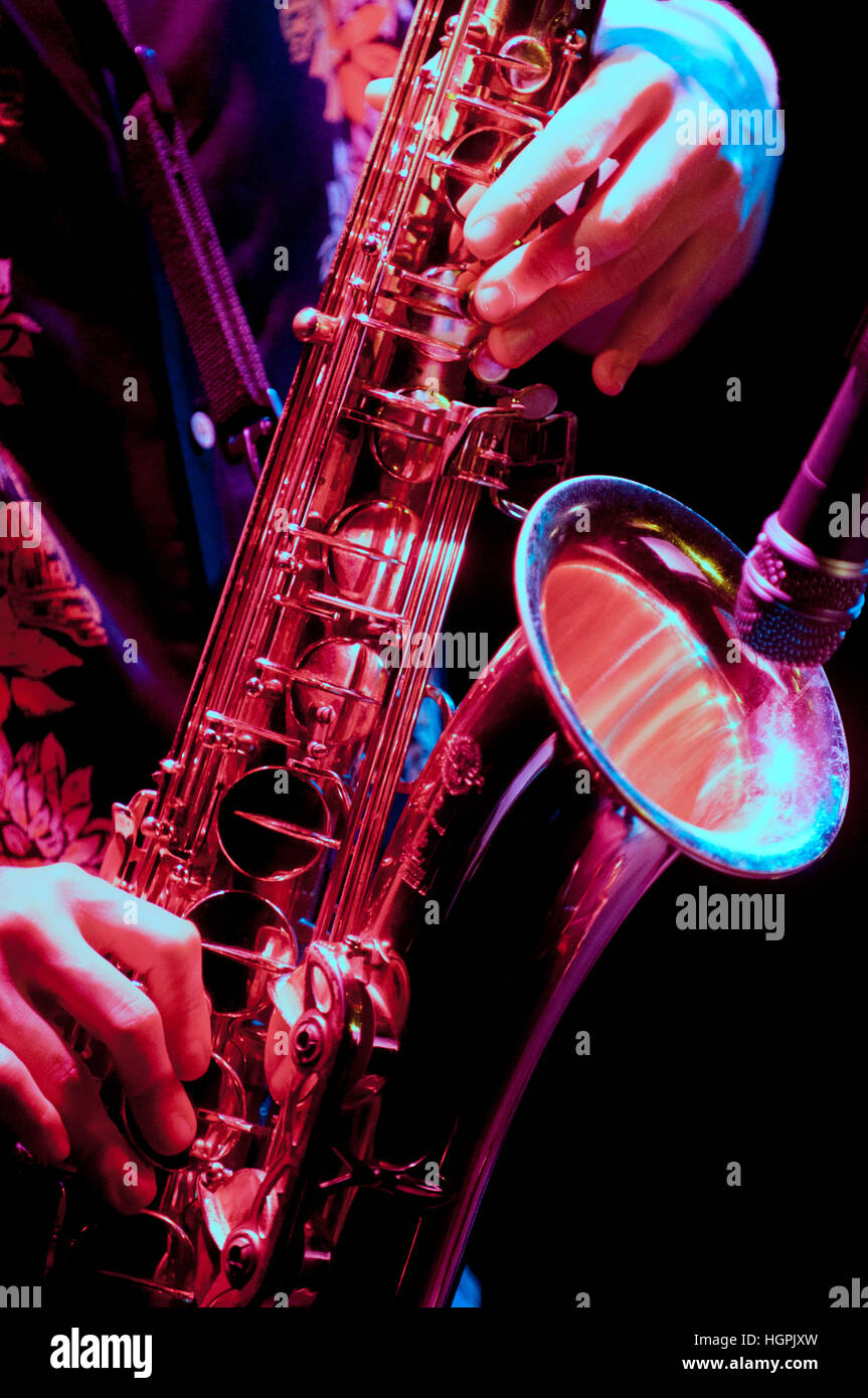 Live perfomance hi-res stock photography and images - Alamy