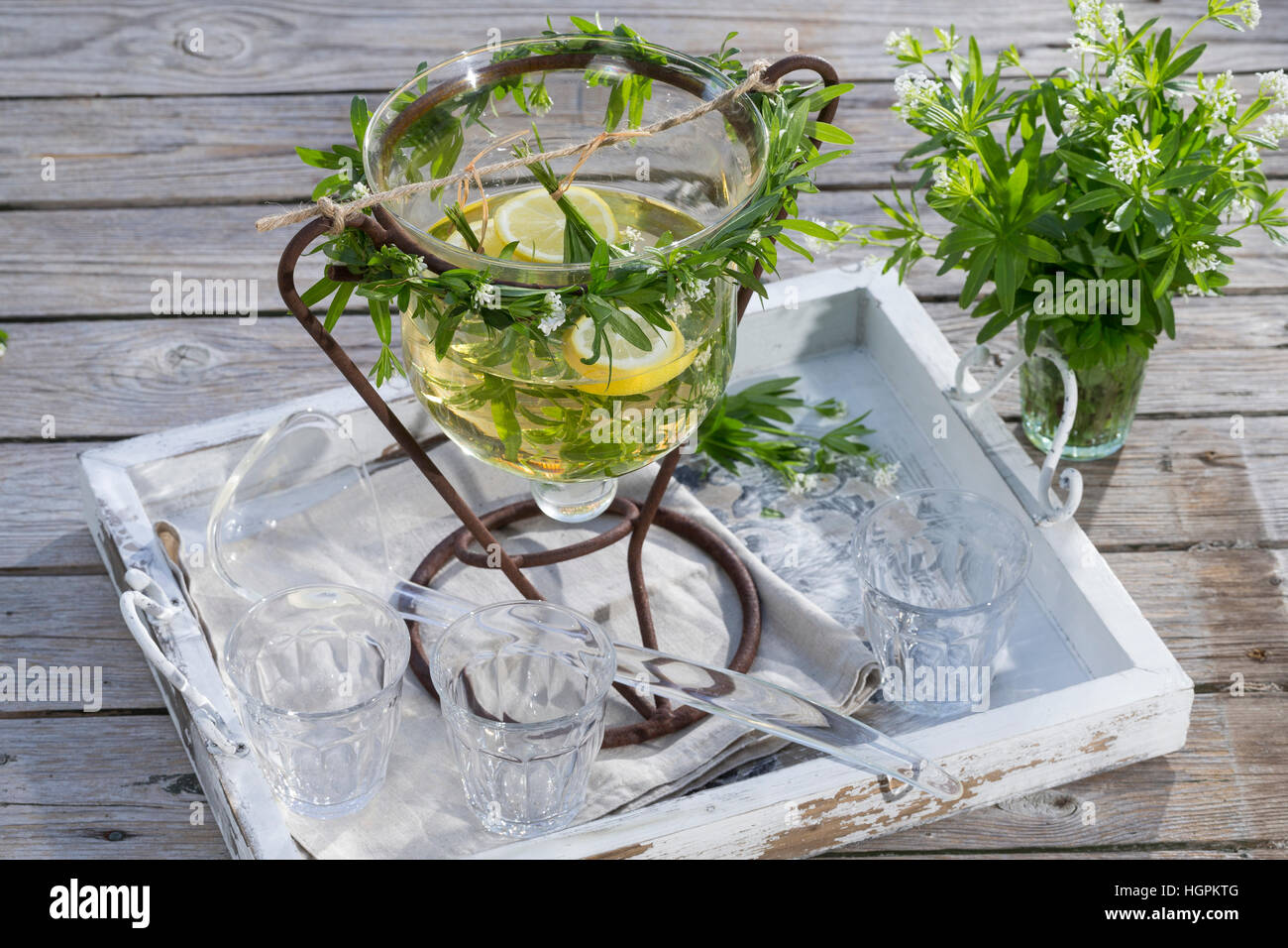 Waldmeister-Bowle, Waldmeisterbowle, Mai-Bowle, Maibowle, Maiwein ...