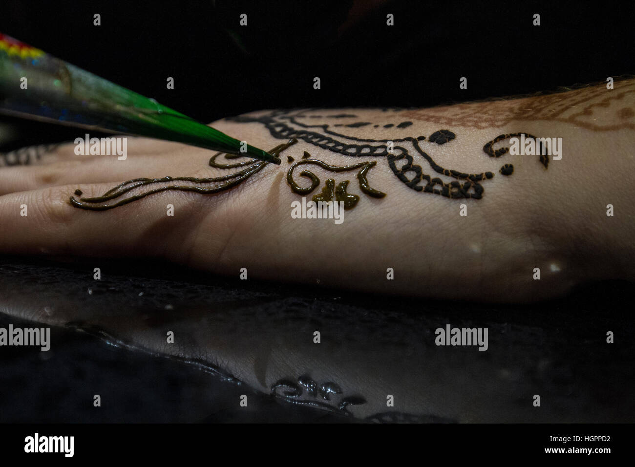 Drawing henna on hand hi-res stock photography and images - Alamy