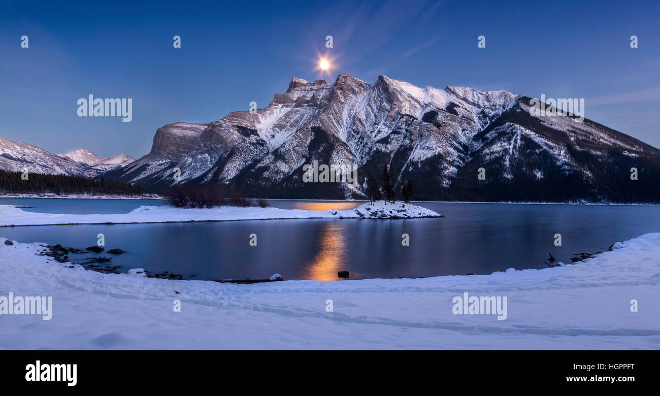 Lake minnewanka winter hi-res stock photography and images - Alamy
