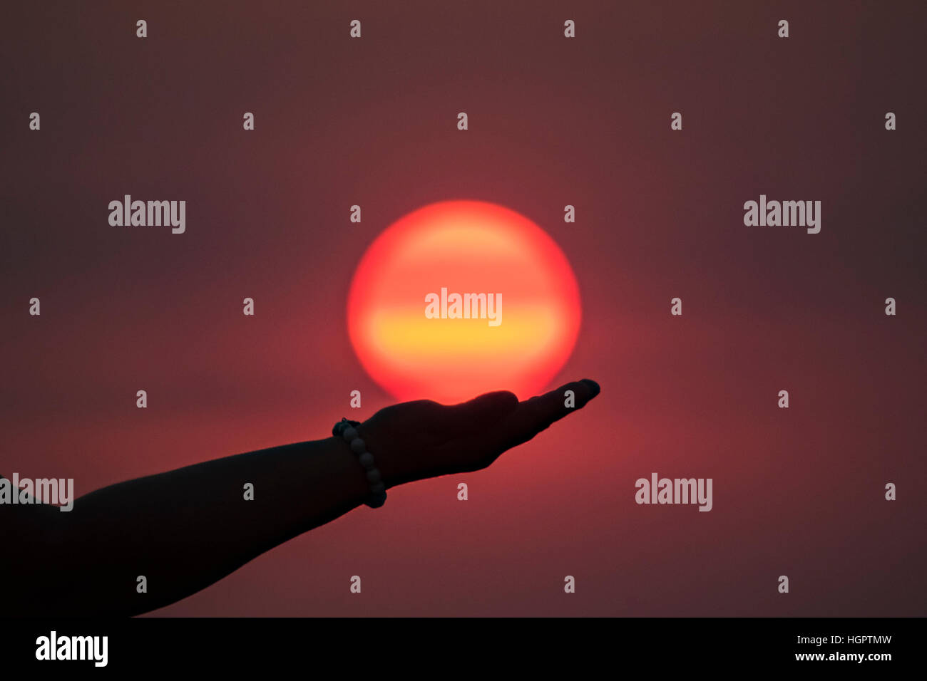 Hand holding the sun hi-res stock photography and images - Alamy